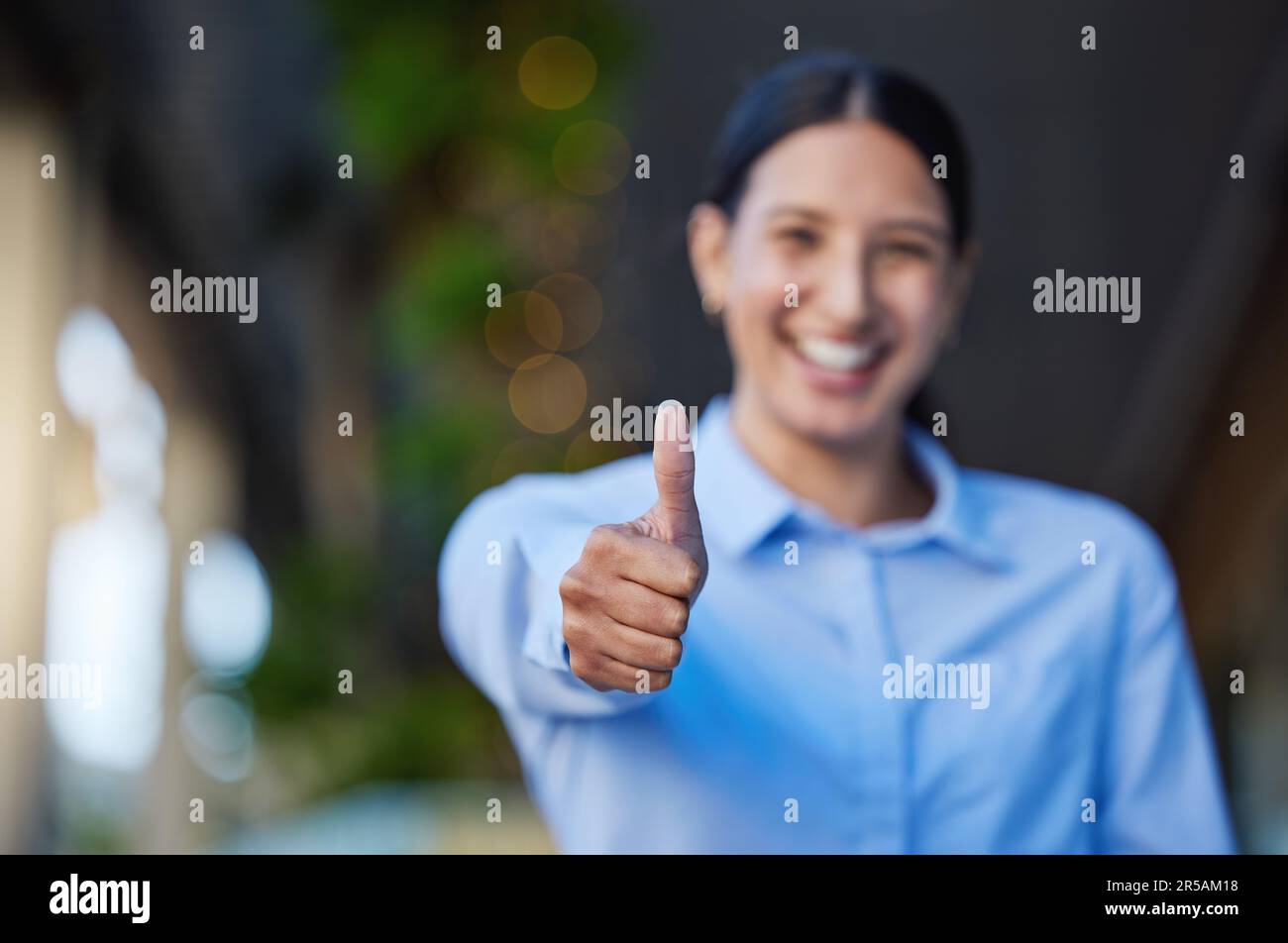 Pouces vers le haut, portrait et femme d'affaires pour le succès ...