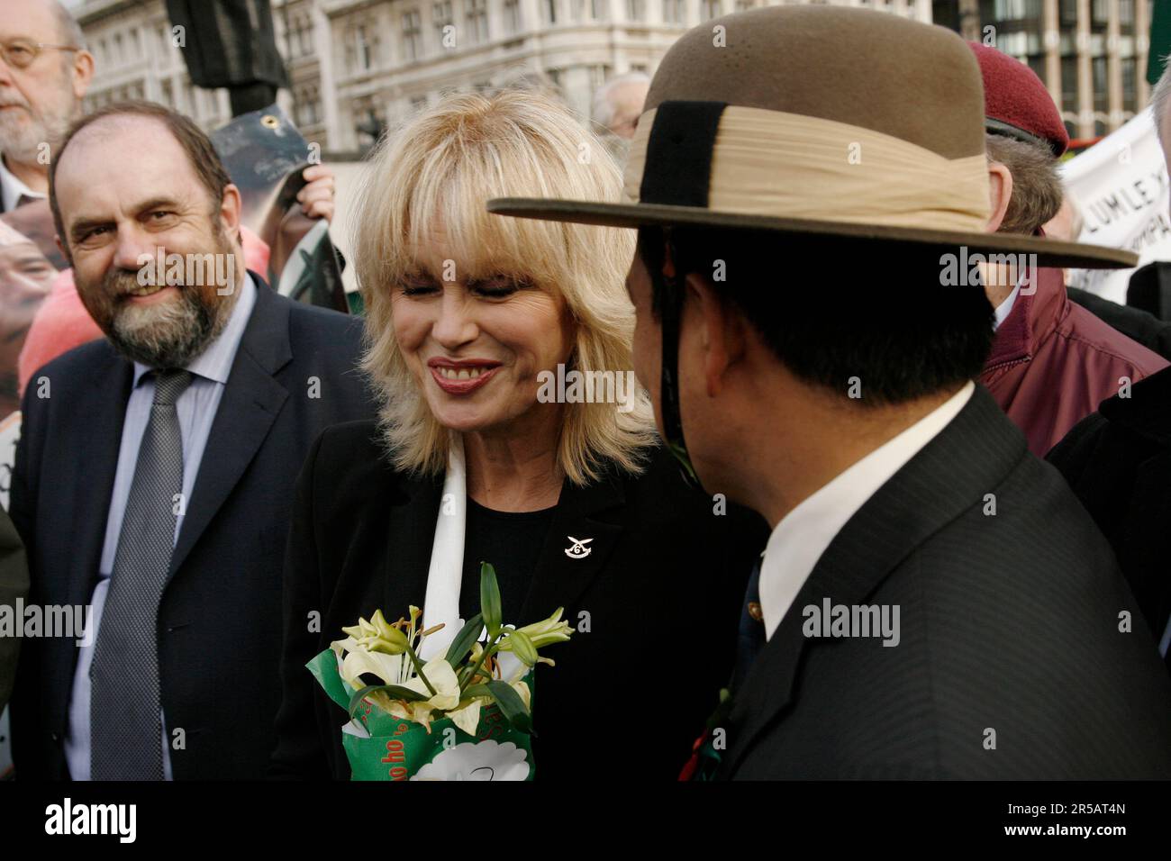 L'actrice Joanna Lumley dans Parliament Square Londres pour remettre ...