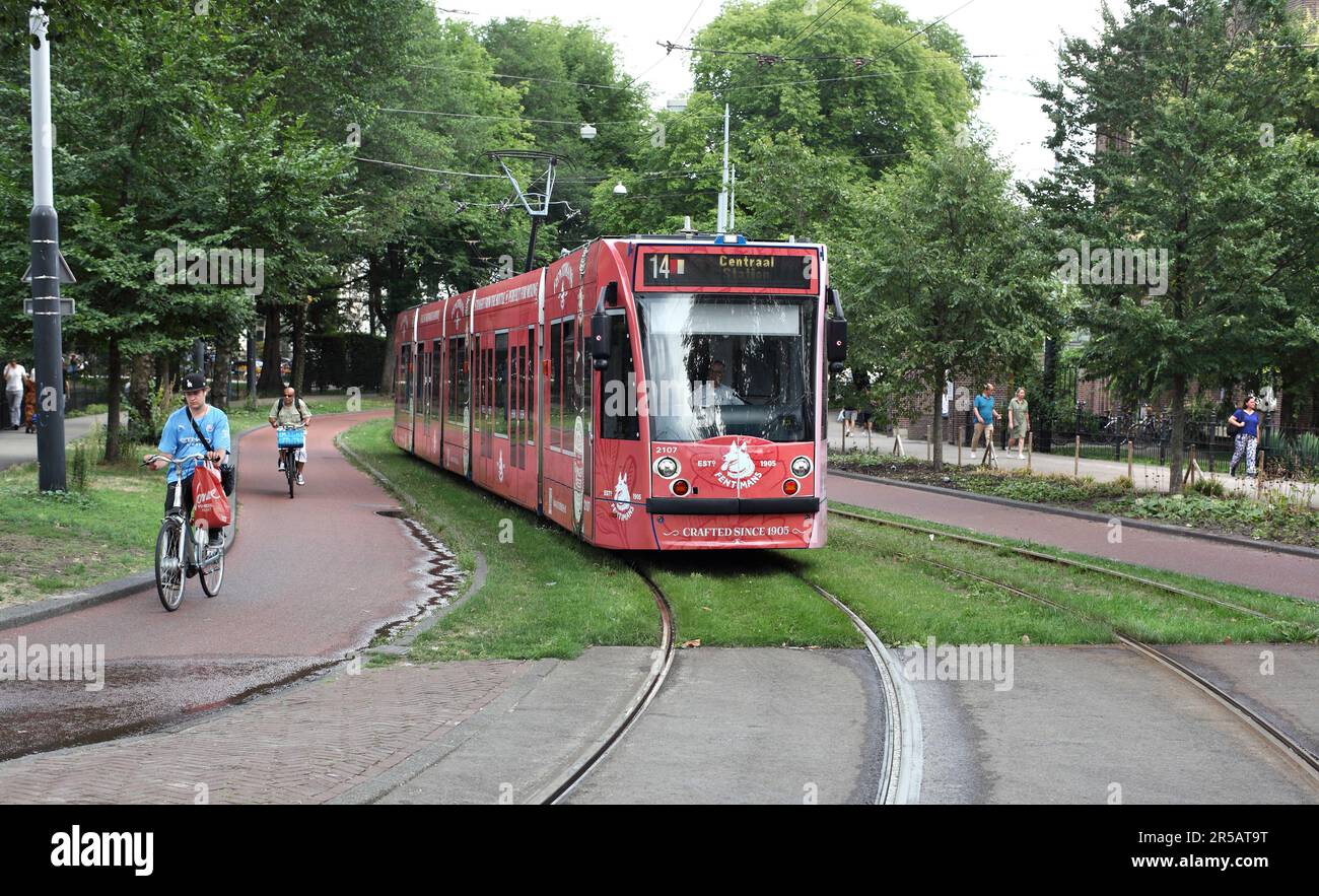 Un tramway serpente à travers Plantage Middenlaan, un couloir de ...