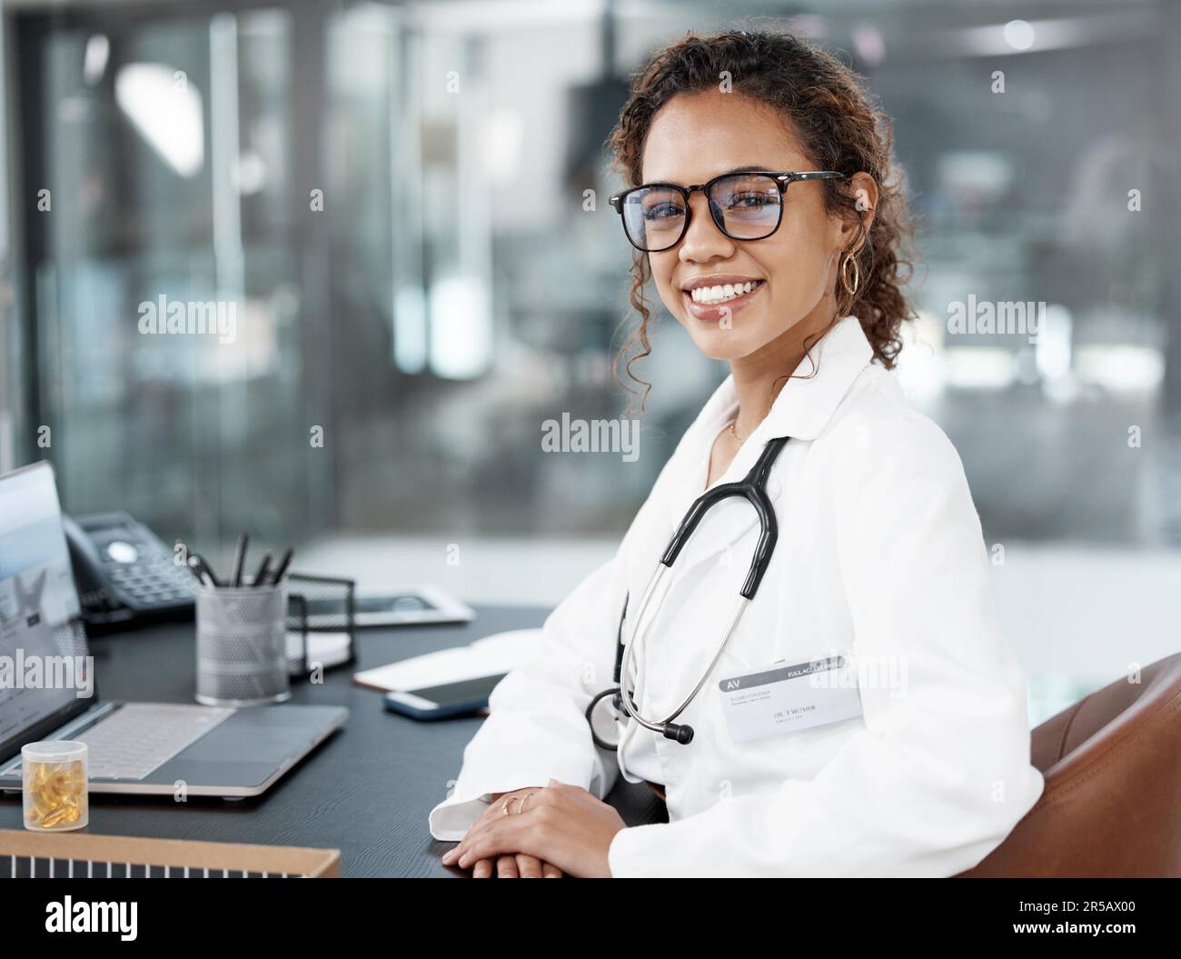 Femme en portrait, médecin et sourire avec médecin, chirurgien de ...