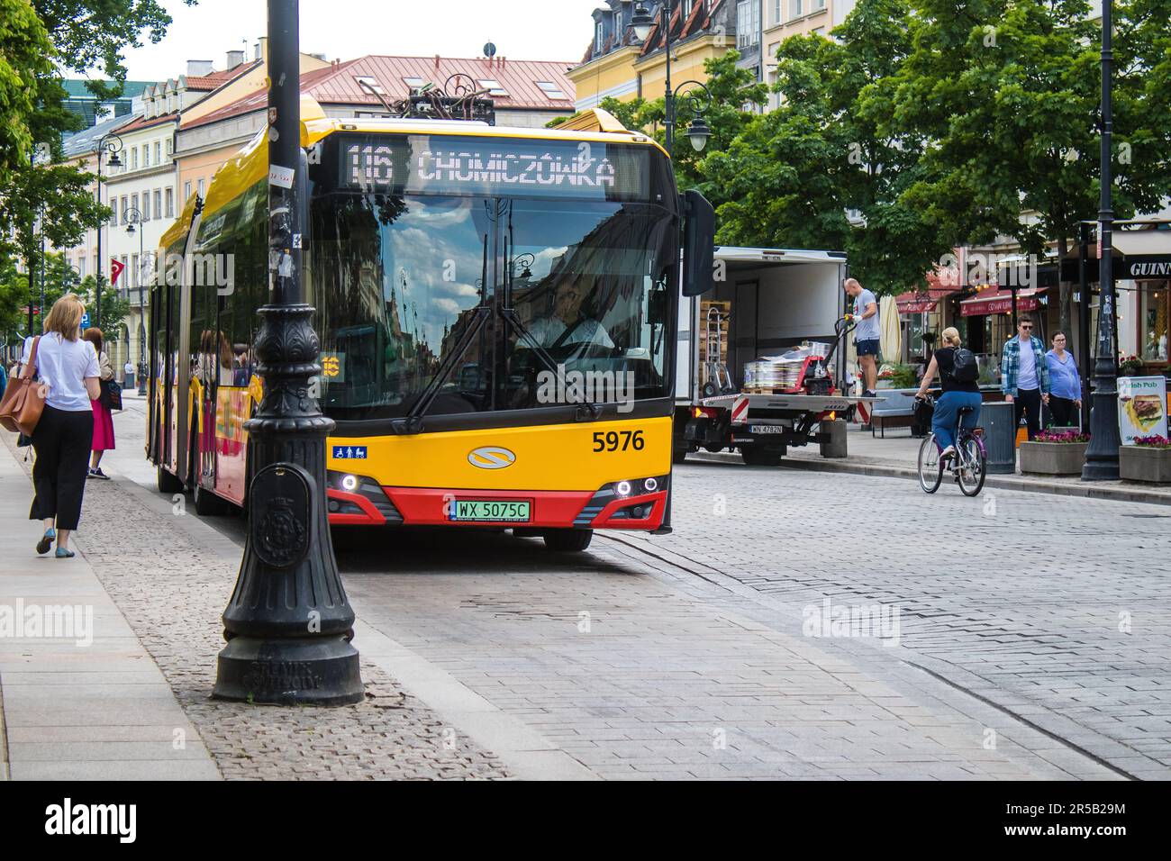 Varsovie, Pologne - 28 mai 2023 bus dans les rues de Varsovie et une ...