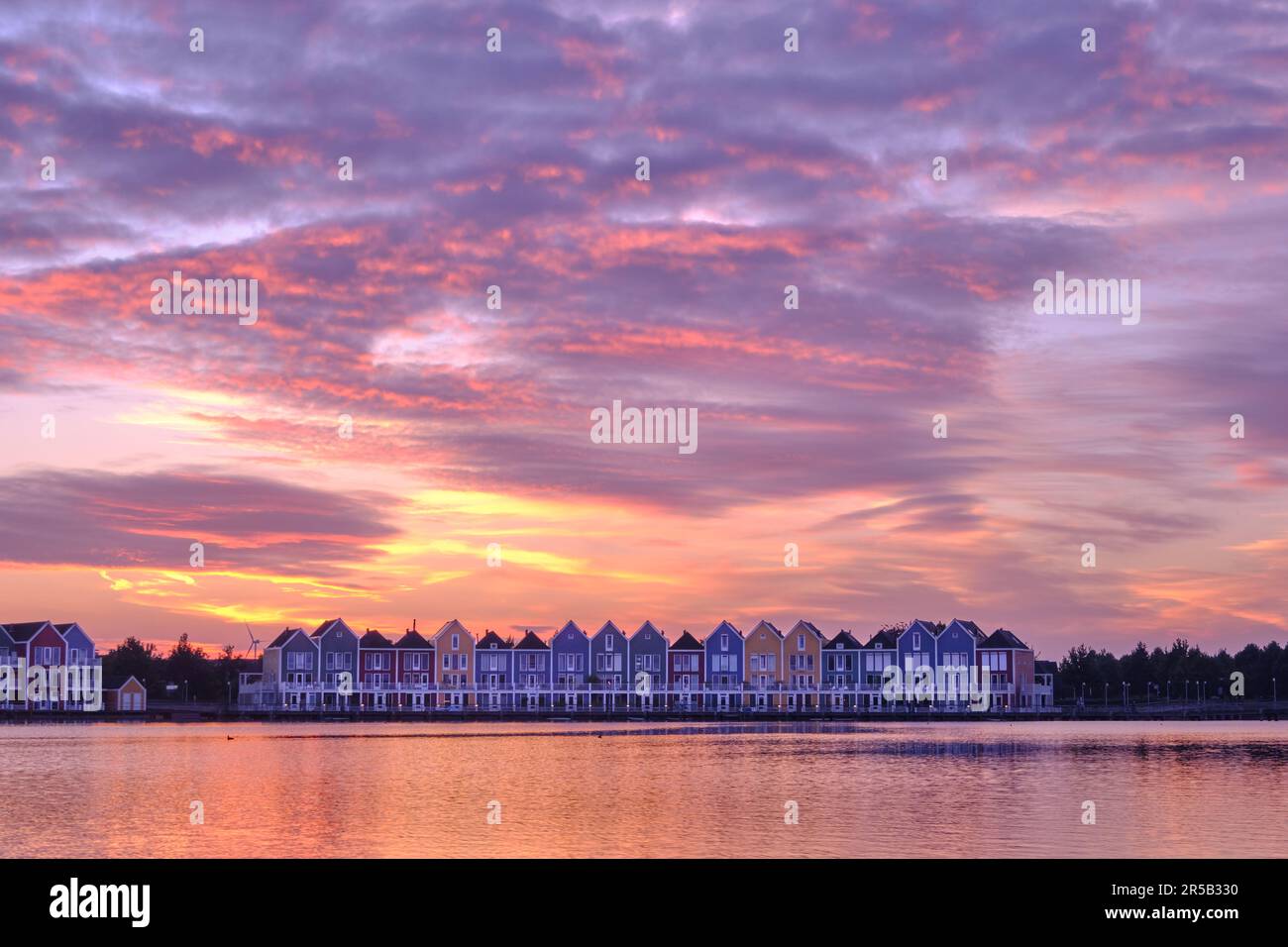 Ciel violet et coucher de soleil sur le lac de Rietplas à Houten, aux ...