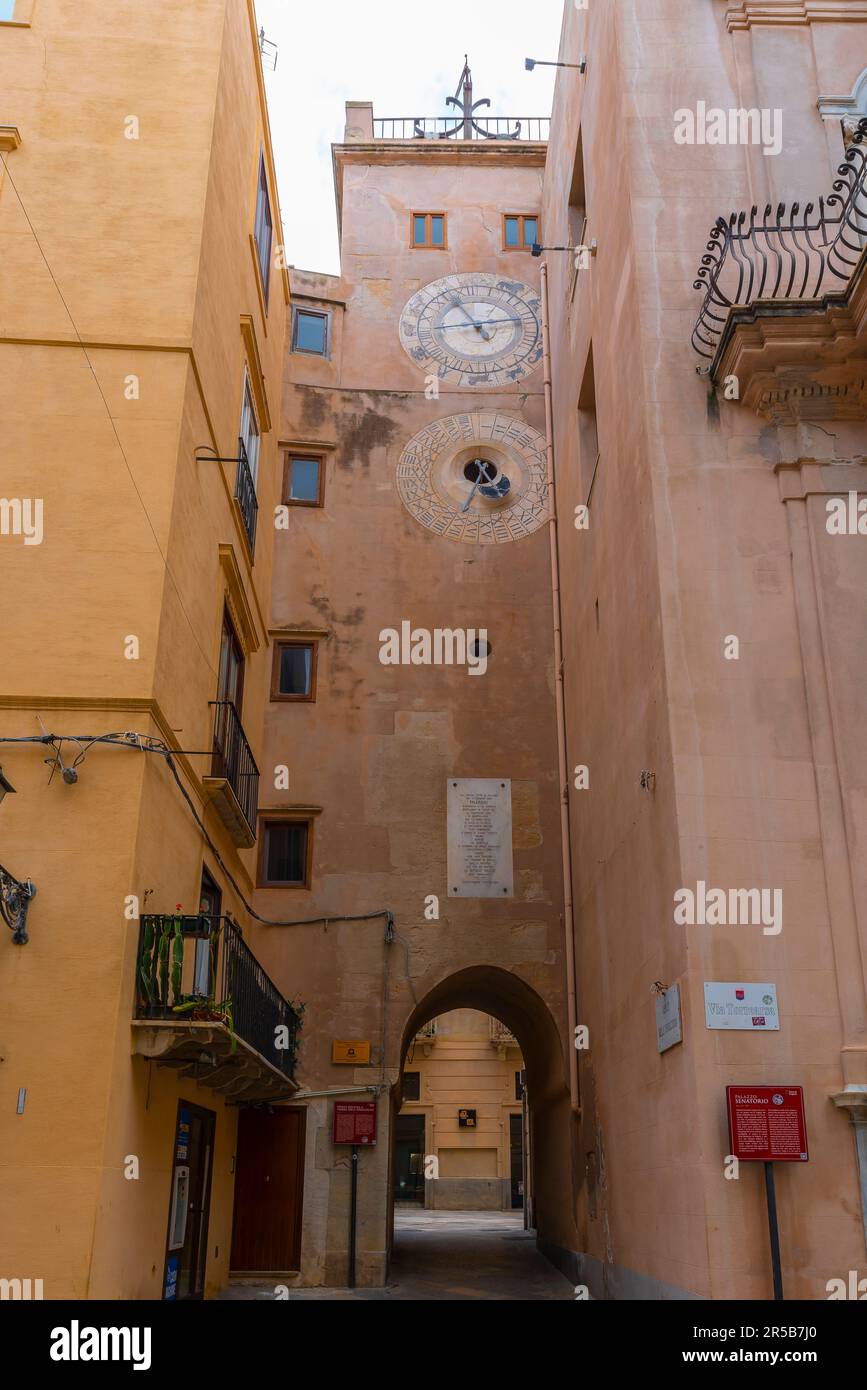 Porta Oscura E Torre dell'Orologio, Trapani Sicyli, Italie. La plus ...