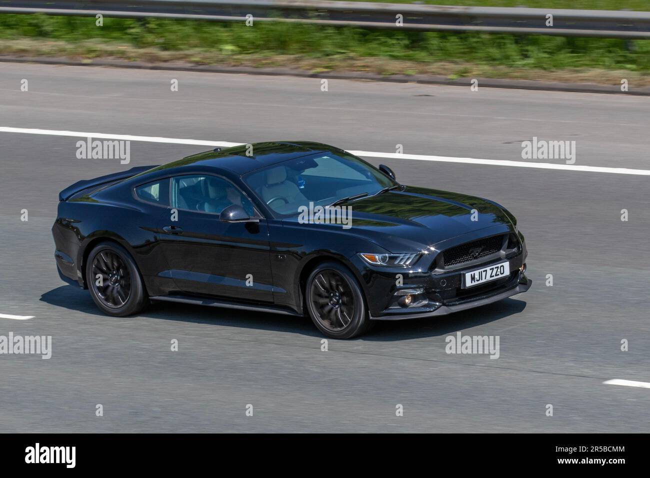 Ford gt side view Banque de photographies et d’images à haute résolution - Page 2 - Alamy