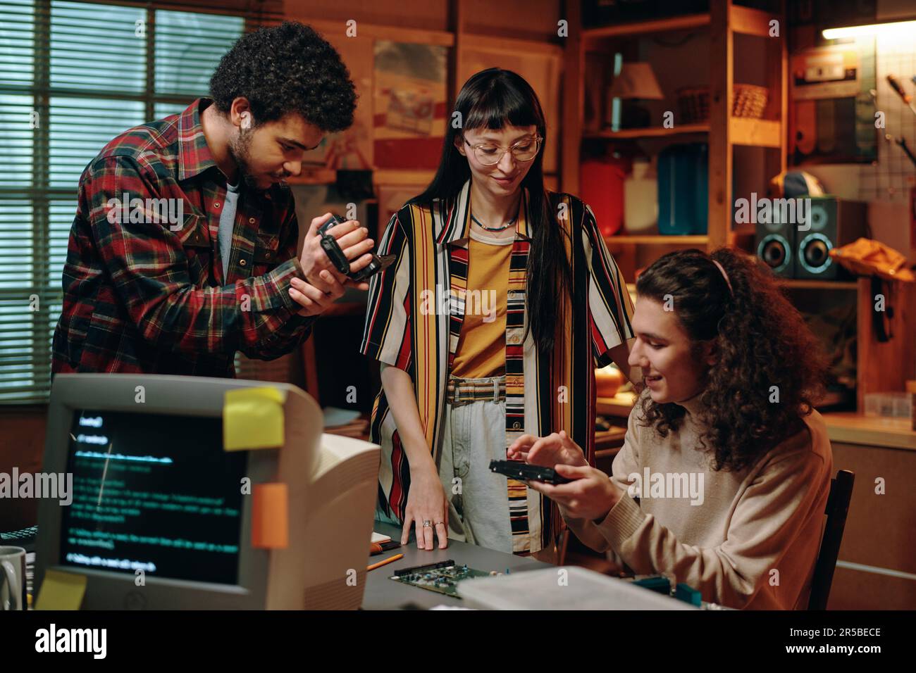 Guy filant le processus de travail sur une caméra VHS tandis que son ...