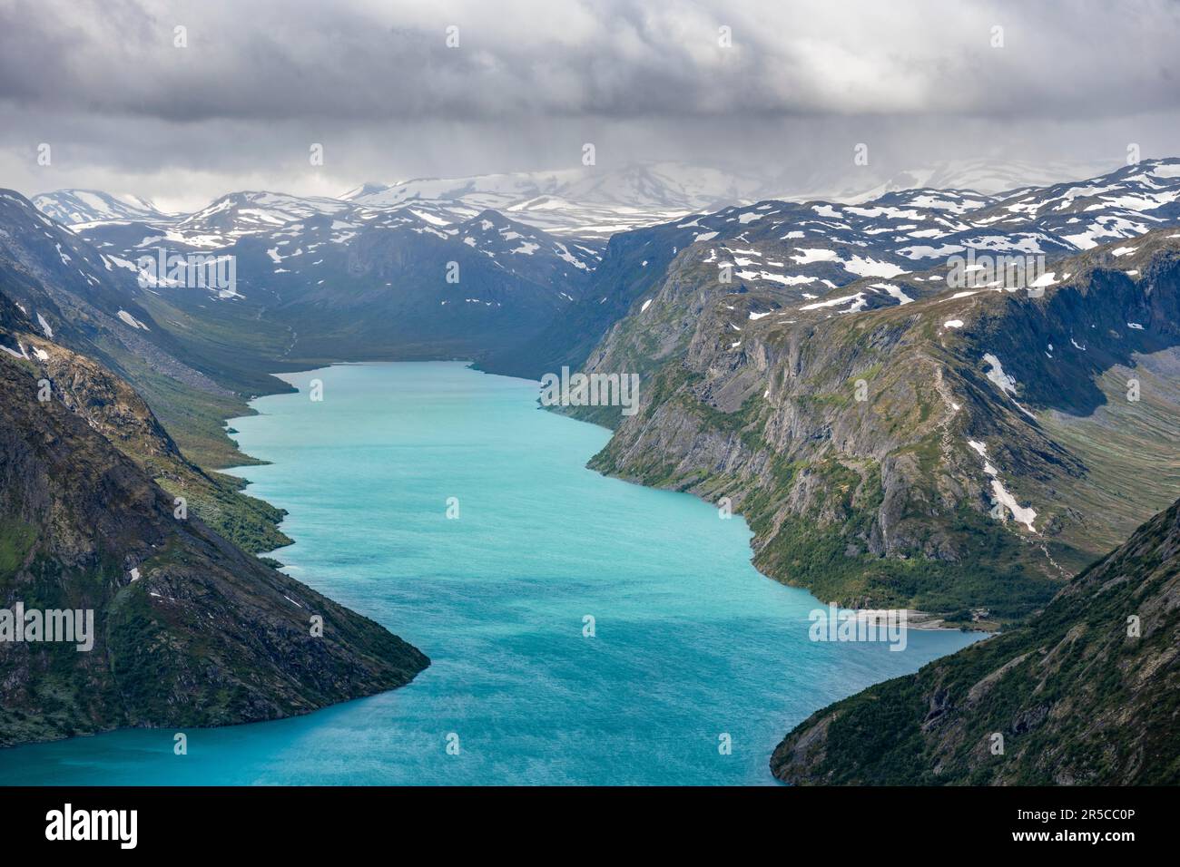 Vue sur le lac Gjende et les montagnes enneigées, randonnée à Besseggen ...