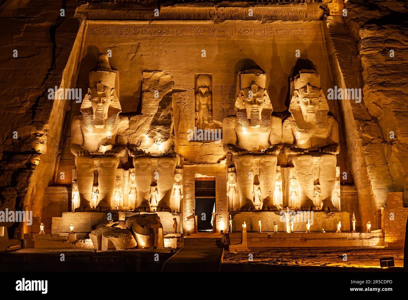 Statue du Pharaon Ramses II devant le Grand Temple de Ramses II à Abou ...