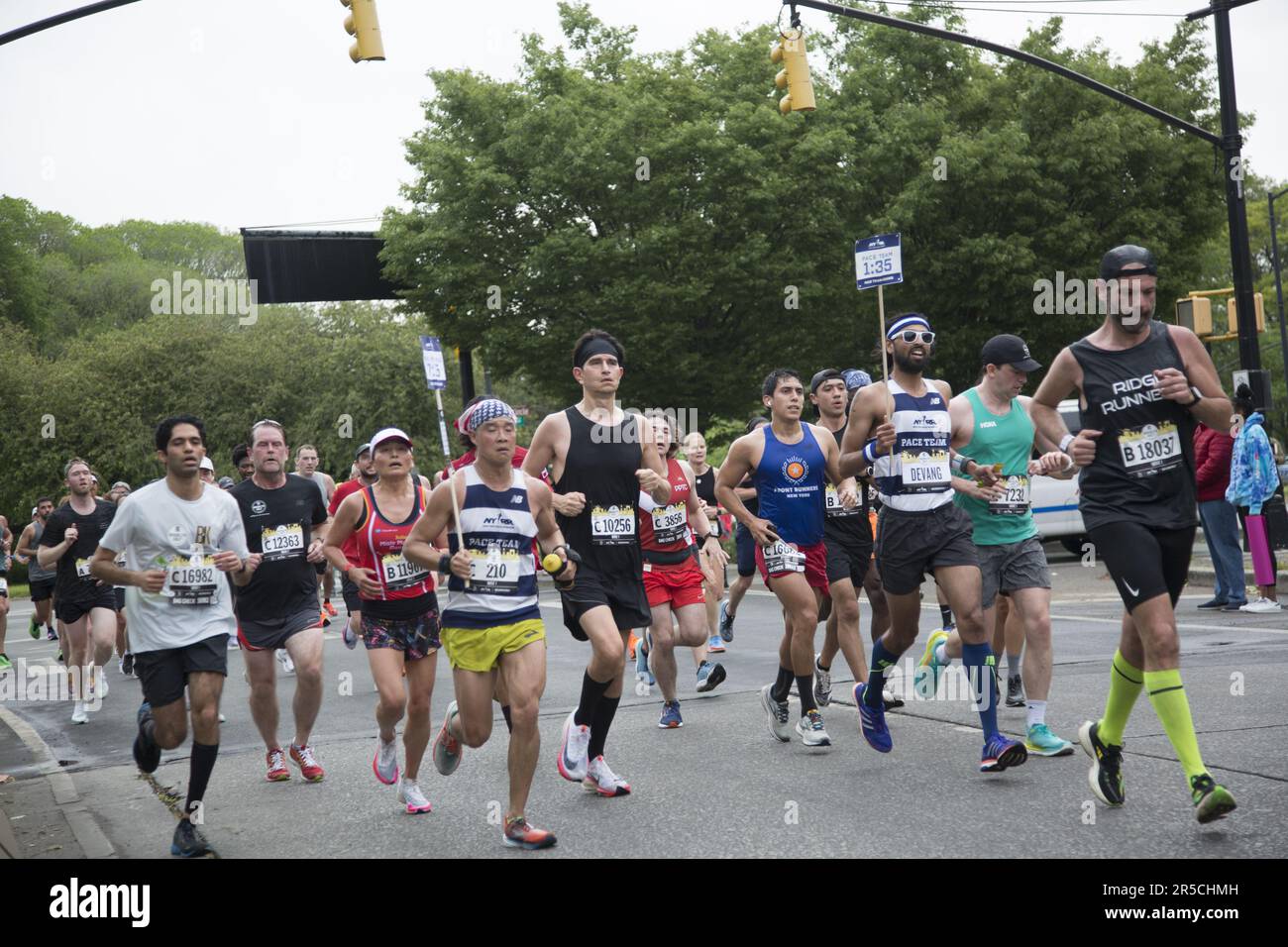 Les coureurs sortent de Prospect Park à mi-chemin du semi-marathon de ...