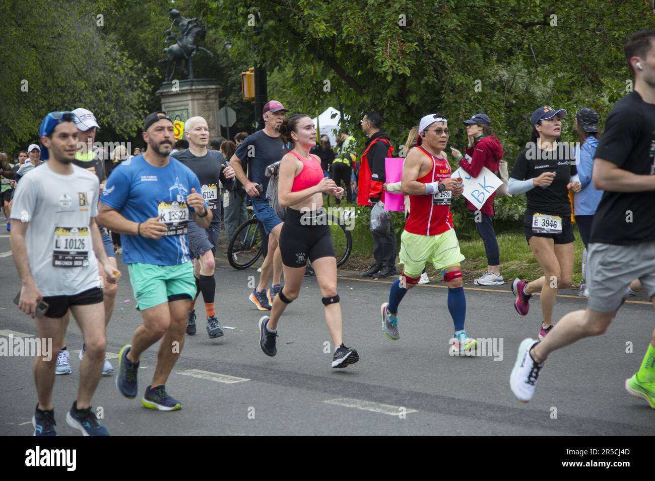 Les coureurs sortent de Prospect Park à mi-chemin du semi-marathon de ...