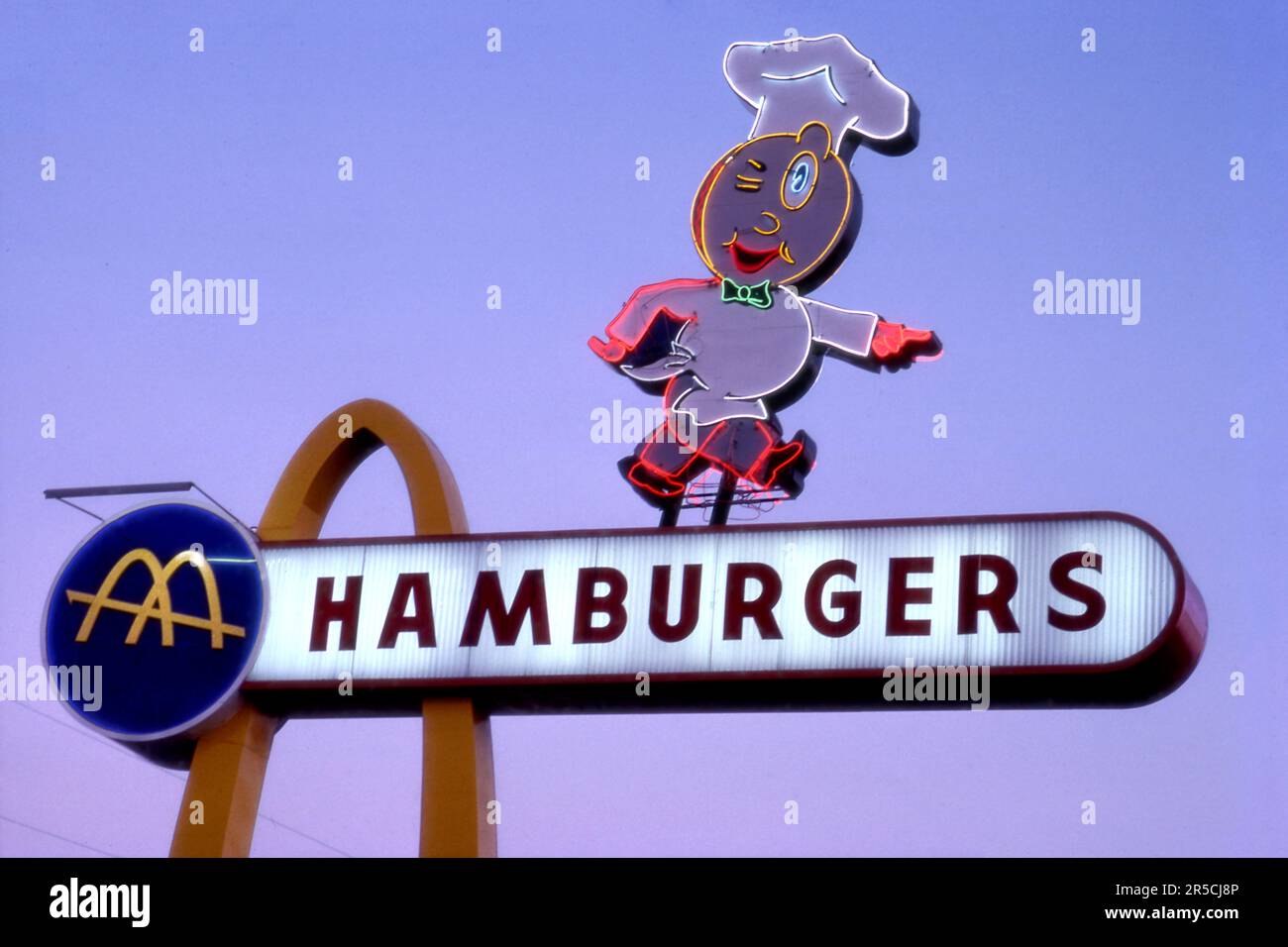 Panneau original du restaurant McDonalds avec la mascotte du chef ...