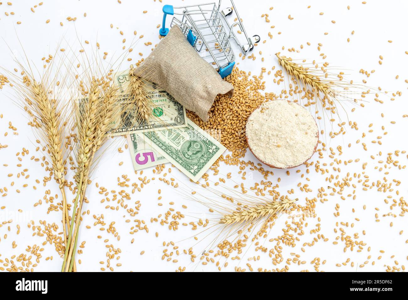Farine de blé et grain de blé dans un sac brun avec des billets de ...