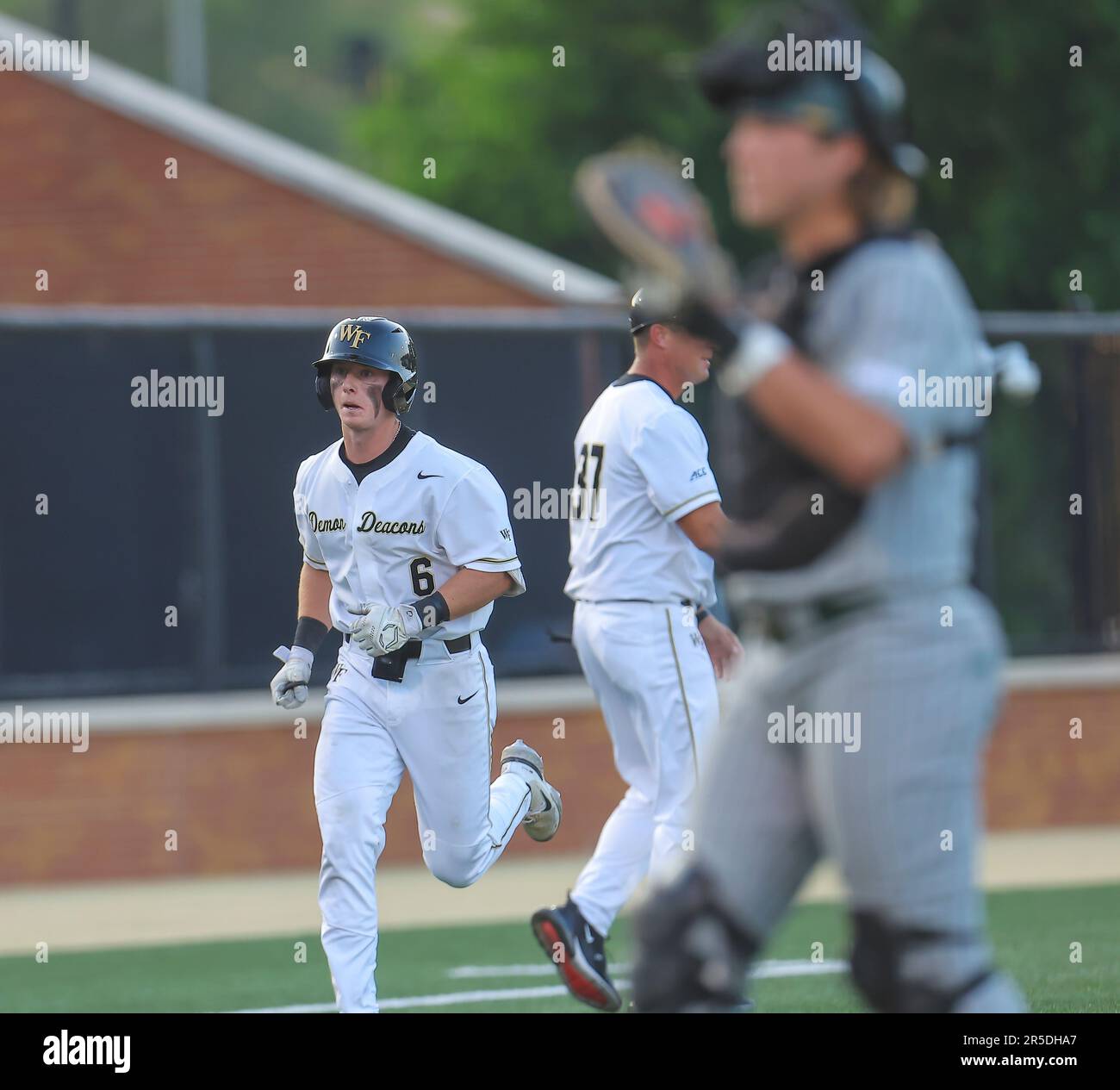2 juin 2023: Justin Johnson (6) de Wake Forest a fait une ceinture de ...