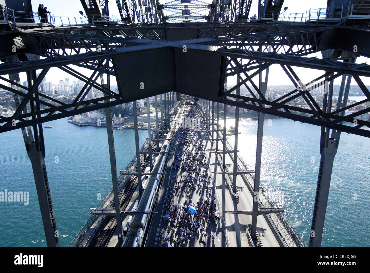 Le pont du port de Sydney est fermé à la circulation tandis que les ...