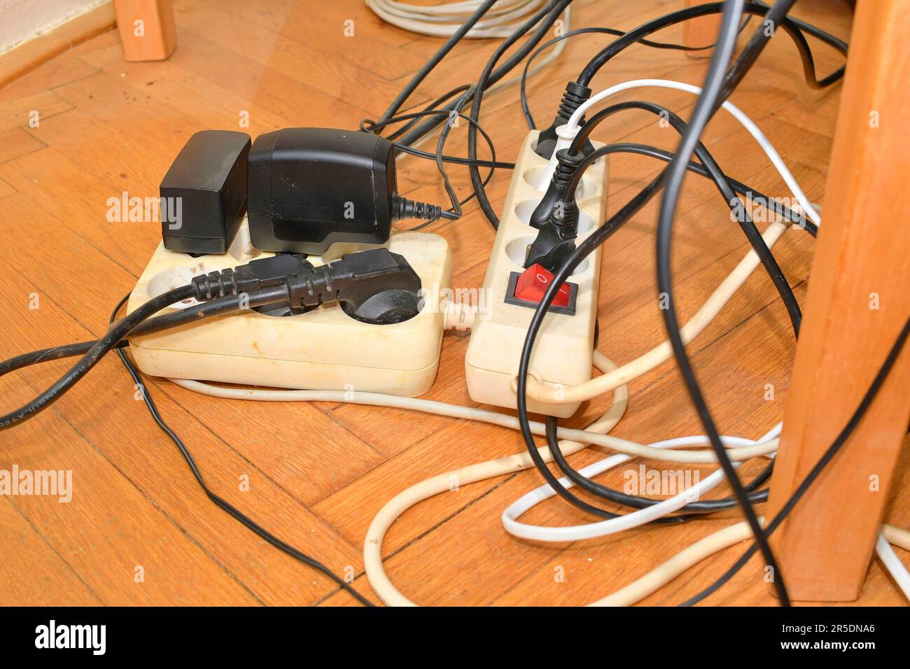 Le chaos des câbles provient de plusieurs rallonges électriques et de ...