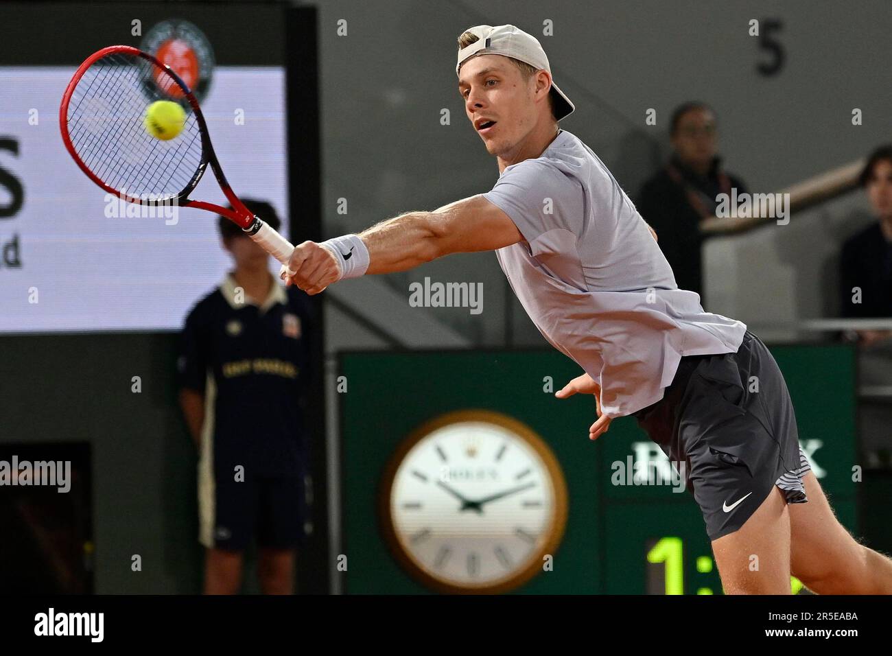 PARIS, IF - 02.06.2023: ROLAND GARROS 2023 - Denis Shapovalov pendant son match contre Carlos ...