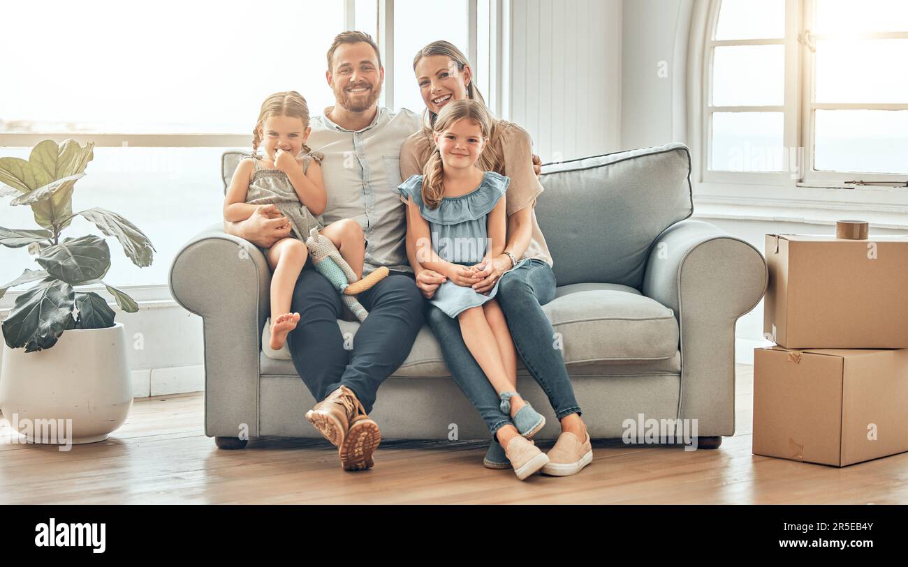 Nouvelle maison, canapé et portrait des parents et des enfants dans la ...