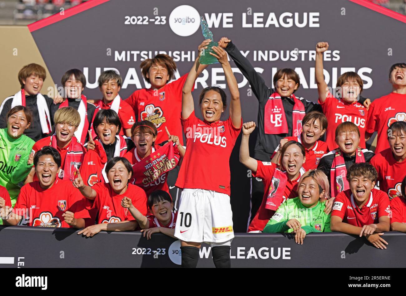 Urawa Reds Forward Kozue Ando (C) lève le trophée alors qu'elle et ses ...