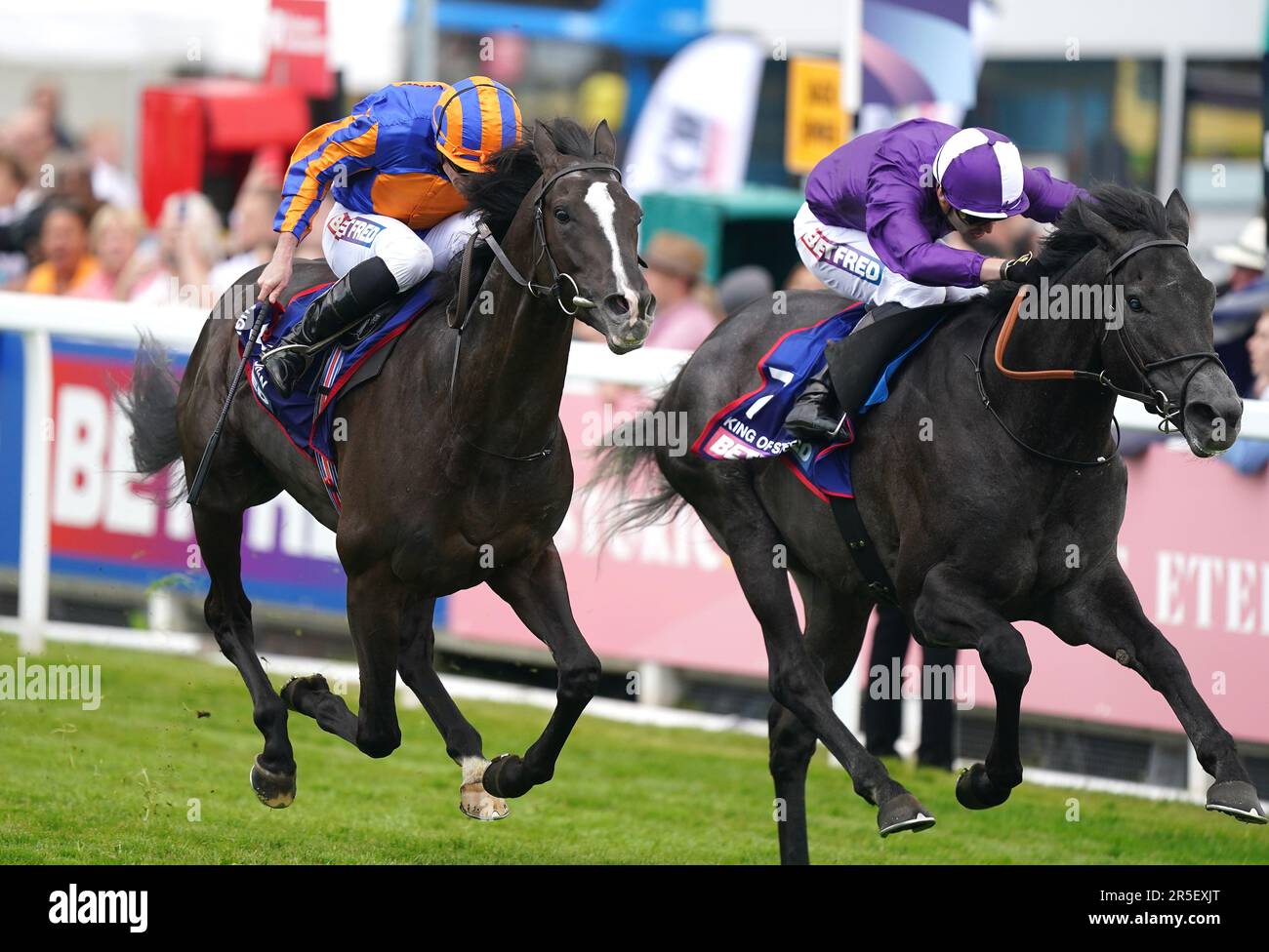 Auguste Rodin, monté par le jockey Ryan Moore (à gauche), remporte le ...