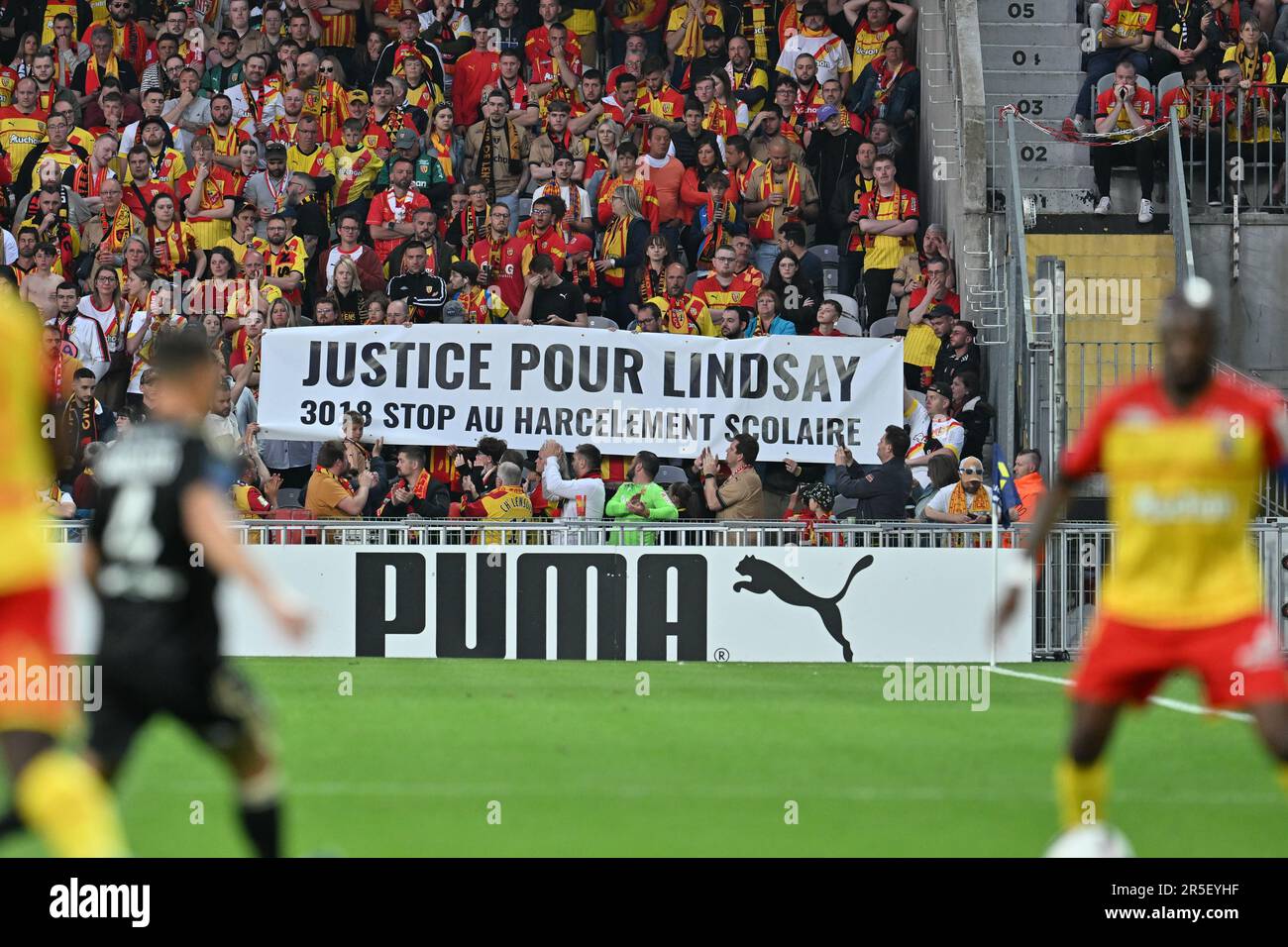 Fans et supporters de RC Lens photographiés avec une bannière avec ...