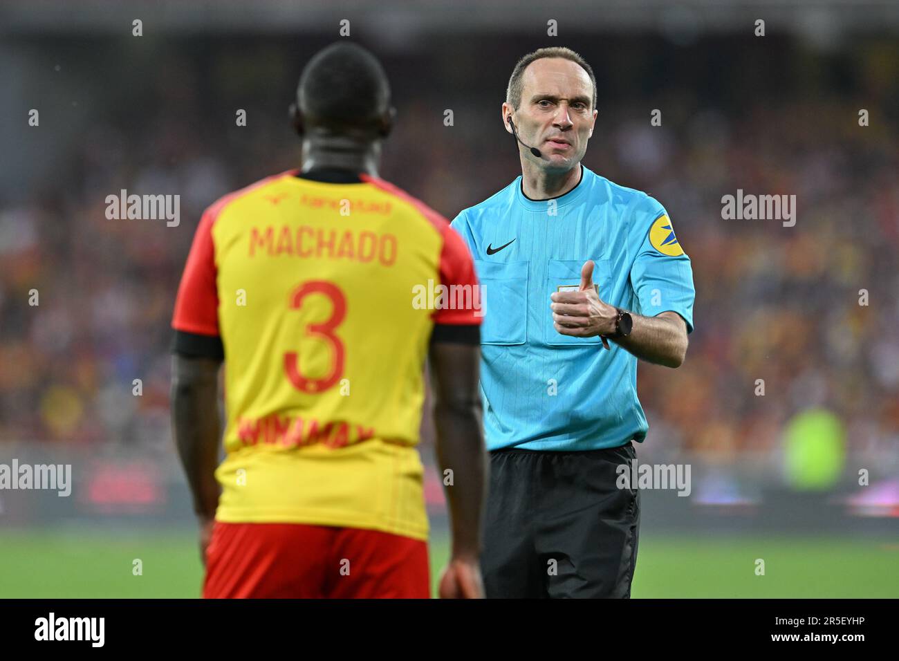 Arbitre Thomas Leonard photographié pendant un match de football entre ...