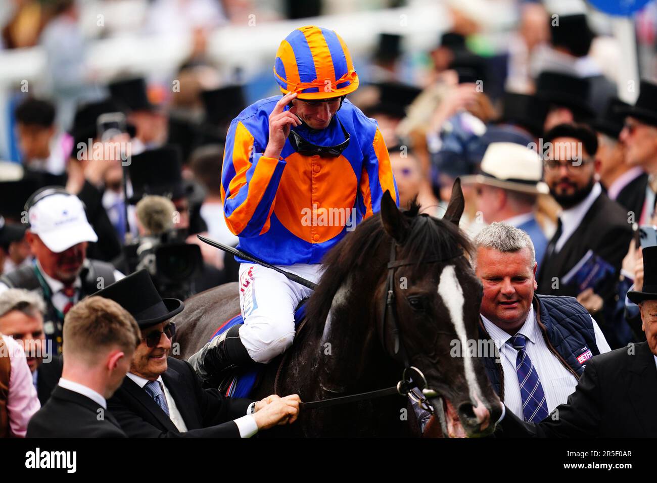 Ryan Moore célèbre la victoire du Betfred Derby avec Auguste Rodin lors ...