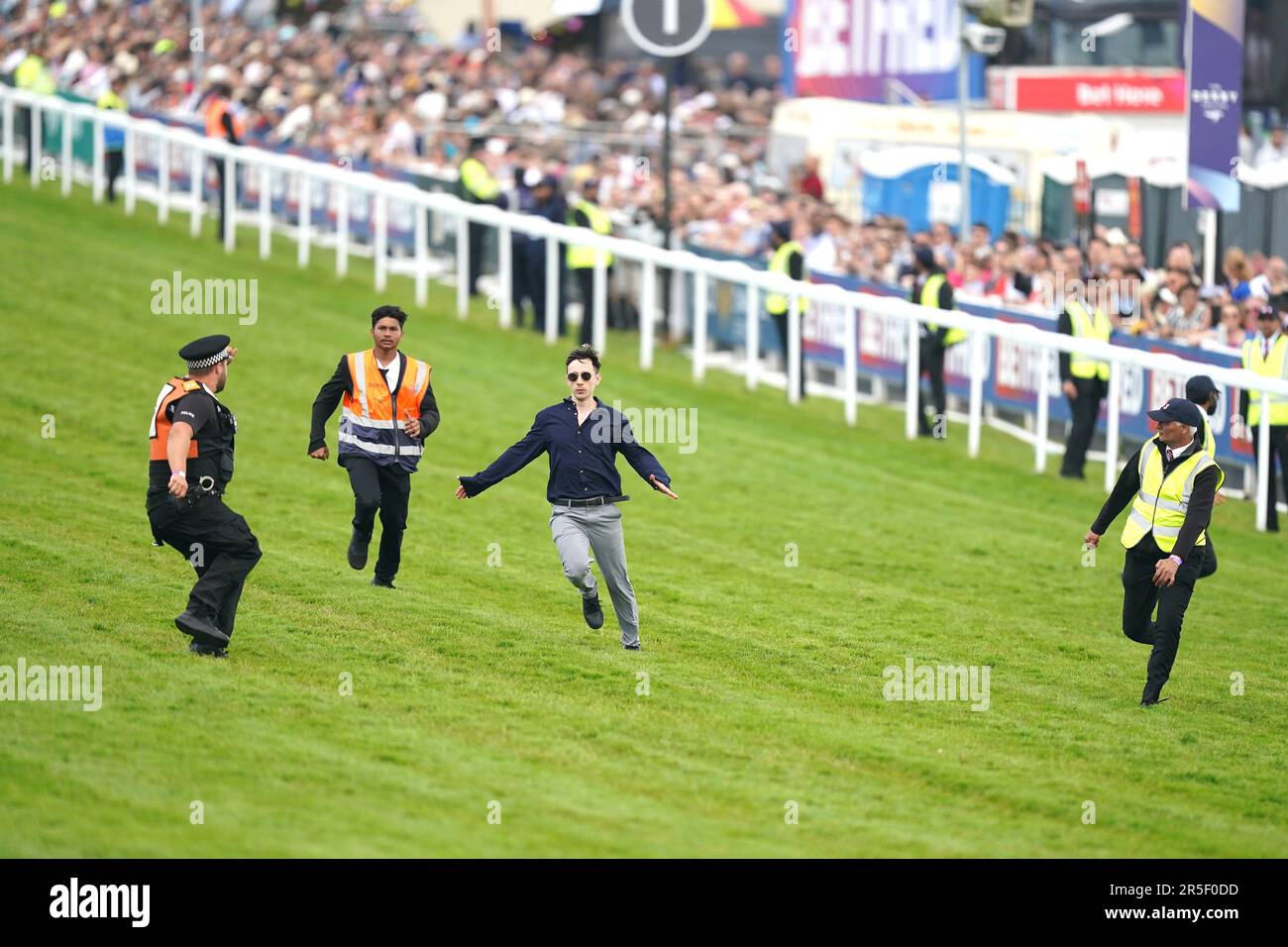 Un manifestant part sur la piste pendant le Betfred Derby pendant le ...
