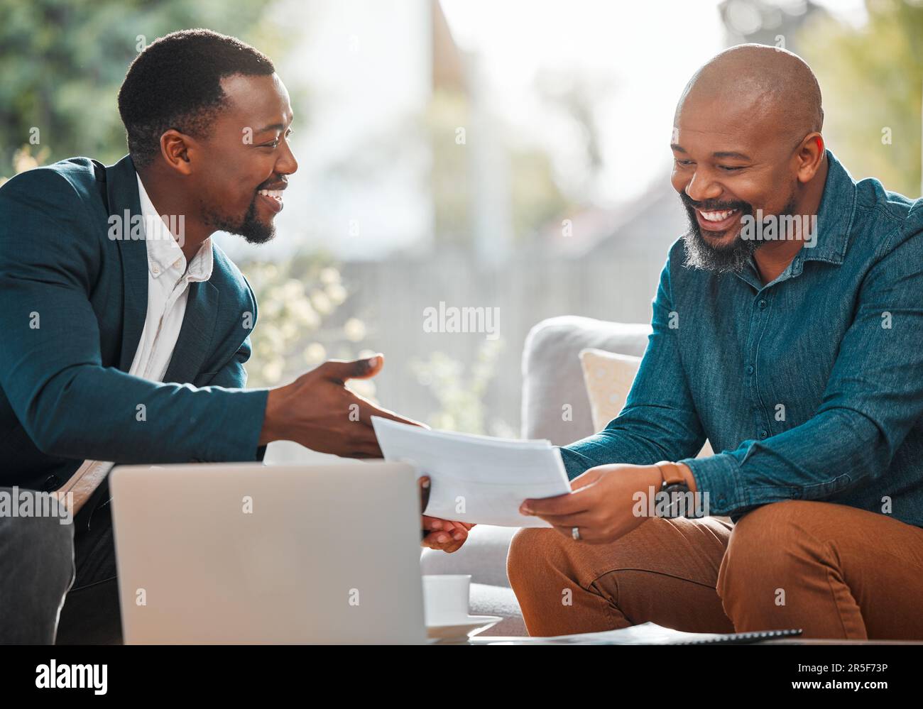 Conseiller financier, contrat et homme noir à l'interne avec le client ...