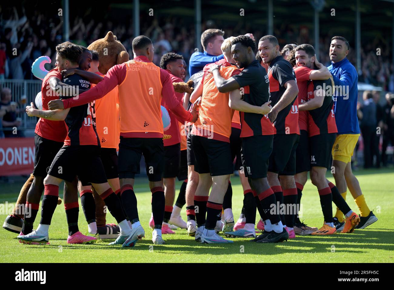 ALMERE - lance Duijvestijn du FC Almere célèbre le 1-0 avec ses ...