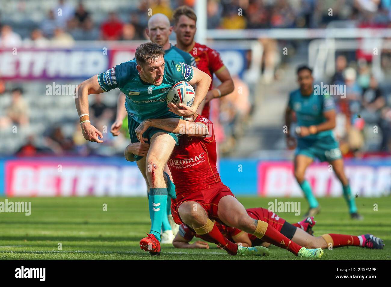 Jake Wardle #4 de Wigan Warriors est affronté pendant le Betfred Super ...