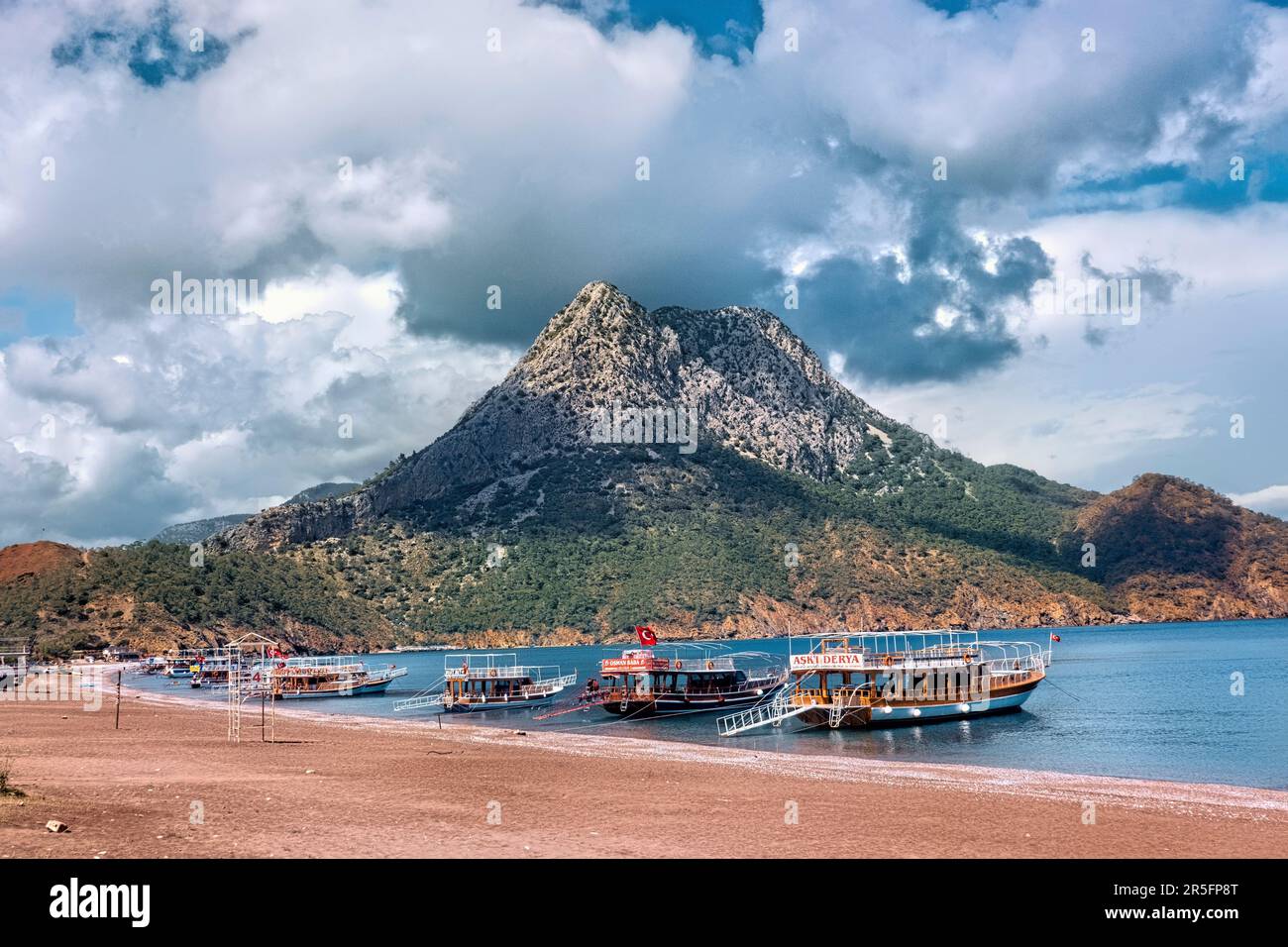 Bateaux. La plage, et la montagne de Moïse (Musa Dağı) à Adrasan sur la ...