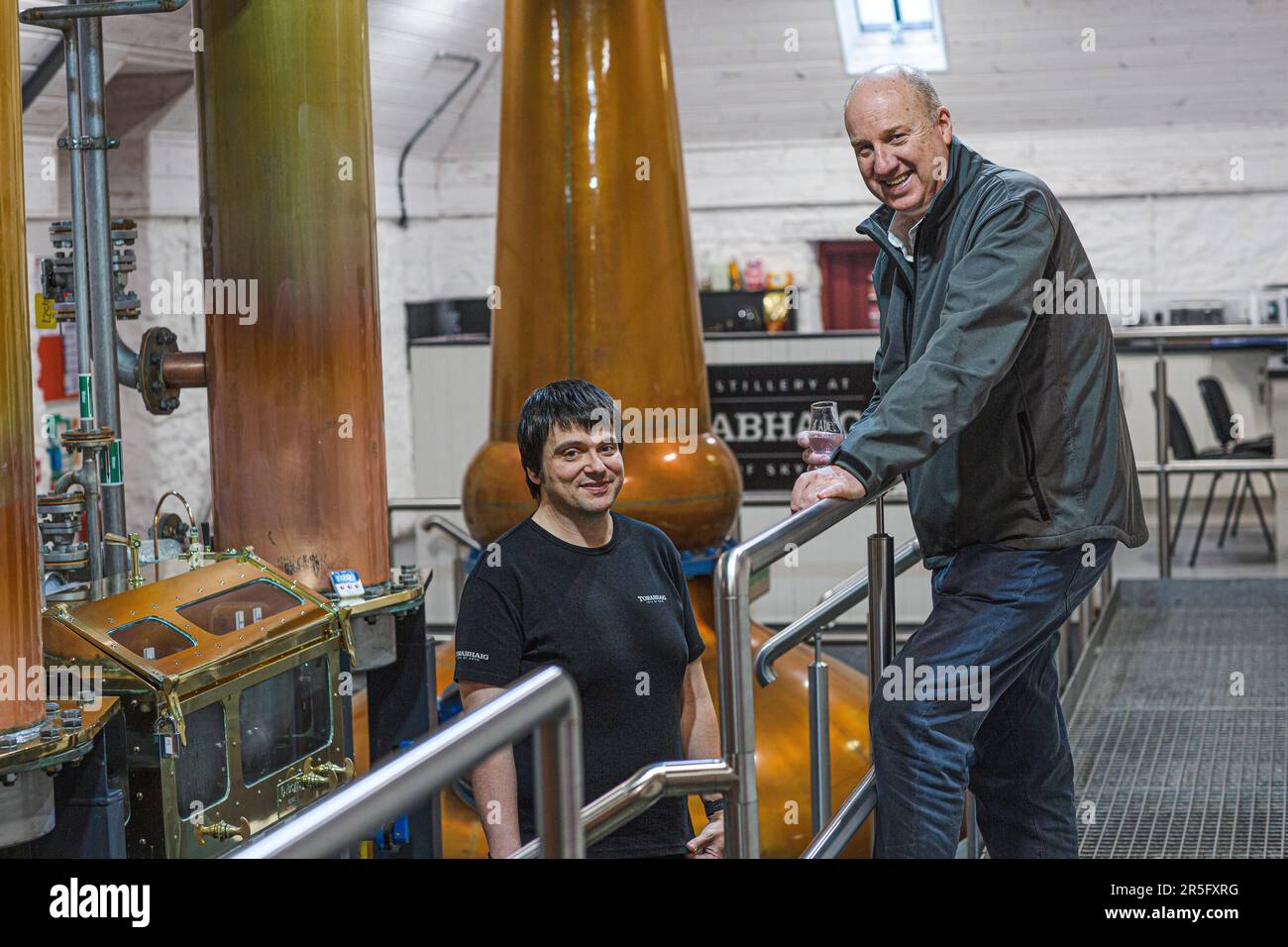 Whiskymaker, Neil Macleod Mathieson, avec un distillateur à la ...