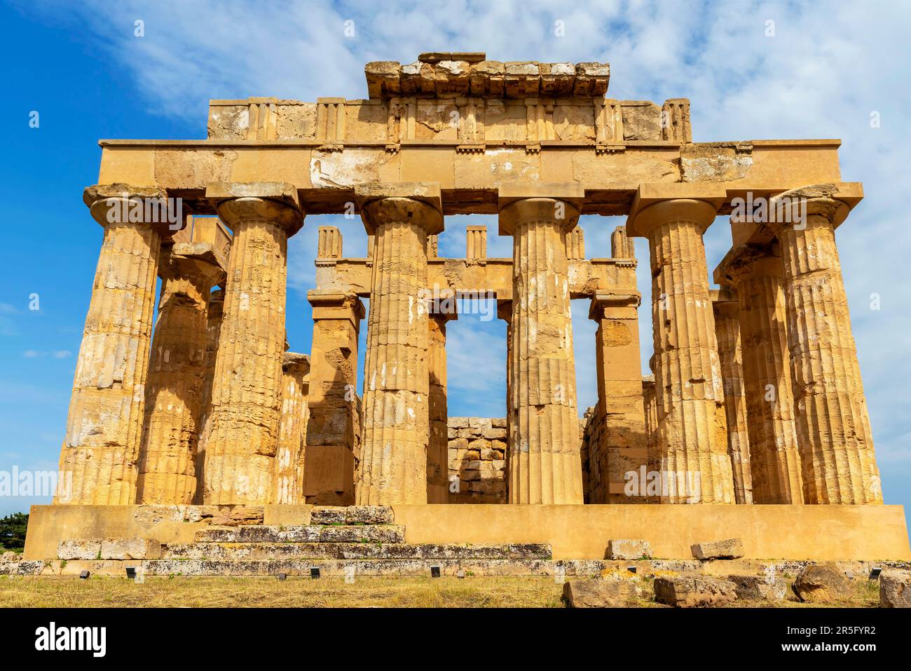 Le Temple de Hera à Selinunte (Temple E sur la colline est), ville ...