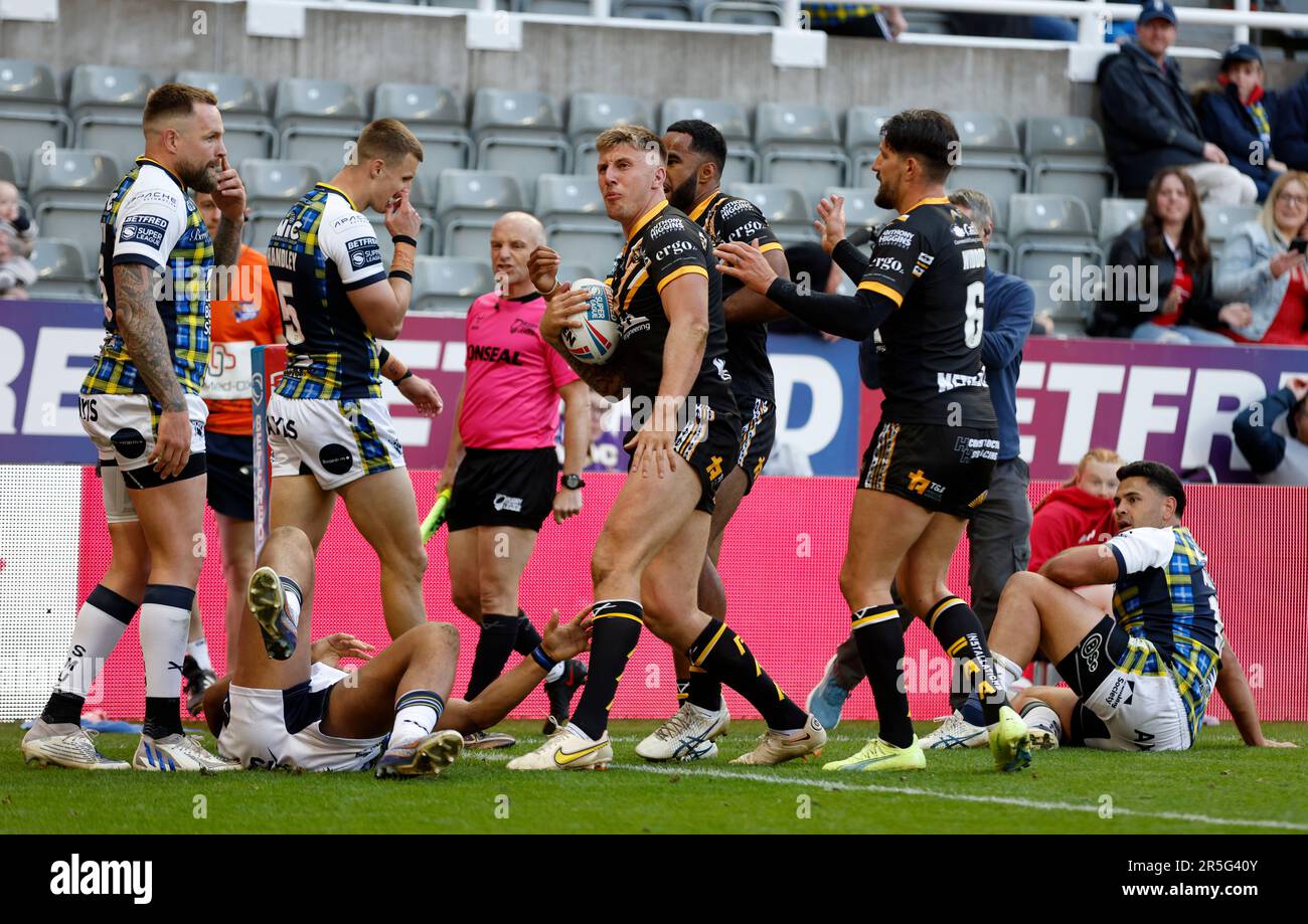 Alex Mellor (au centre) de Castleford Tigers célèbre son essai lors du ...