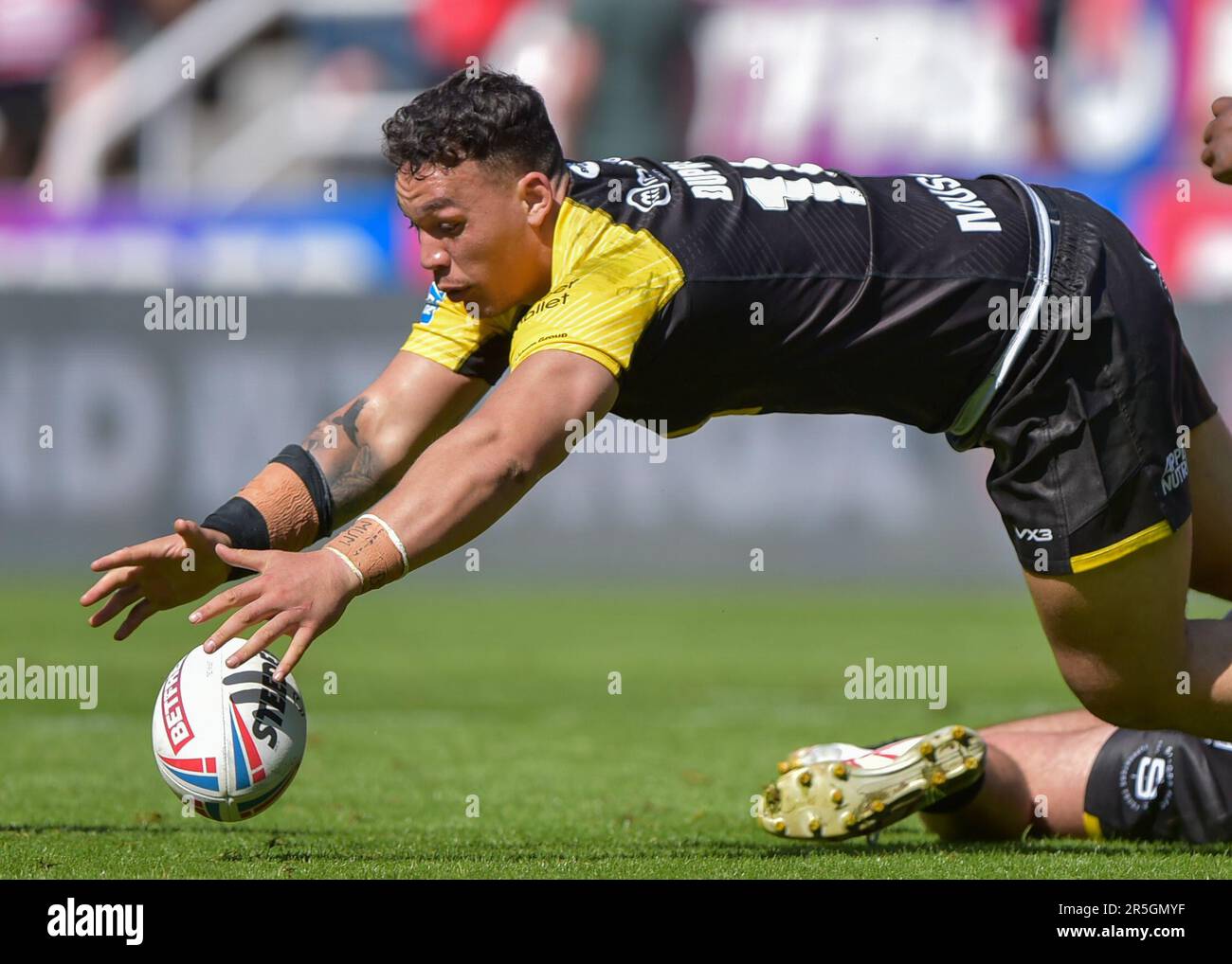 Tyler Dupree #16 de Salford Red Devils recueille une balle lâche ...
