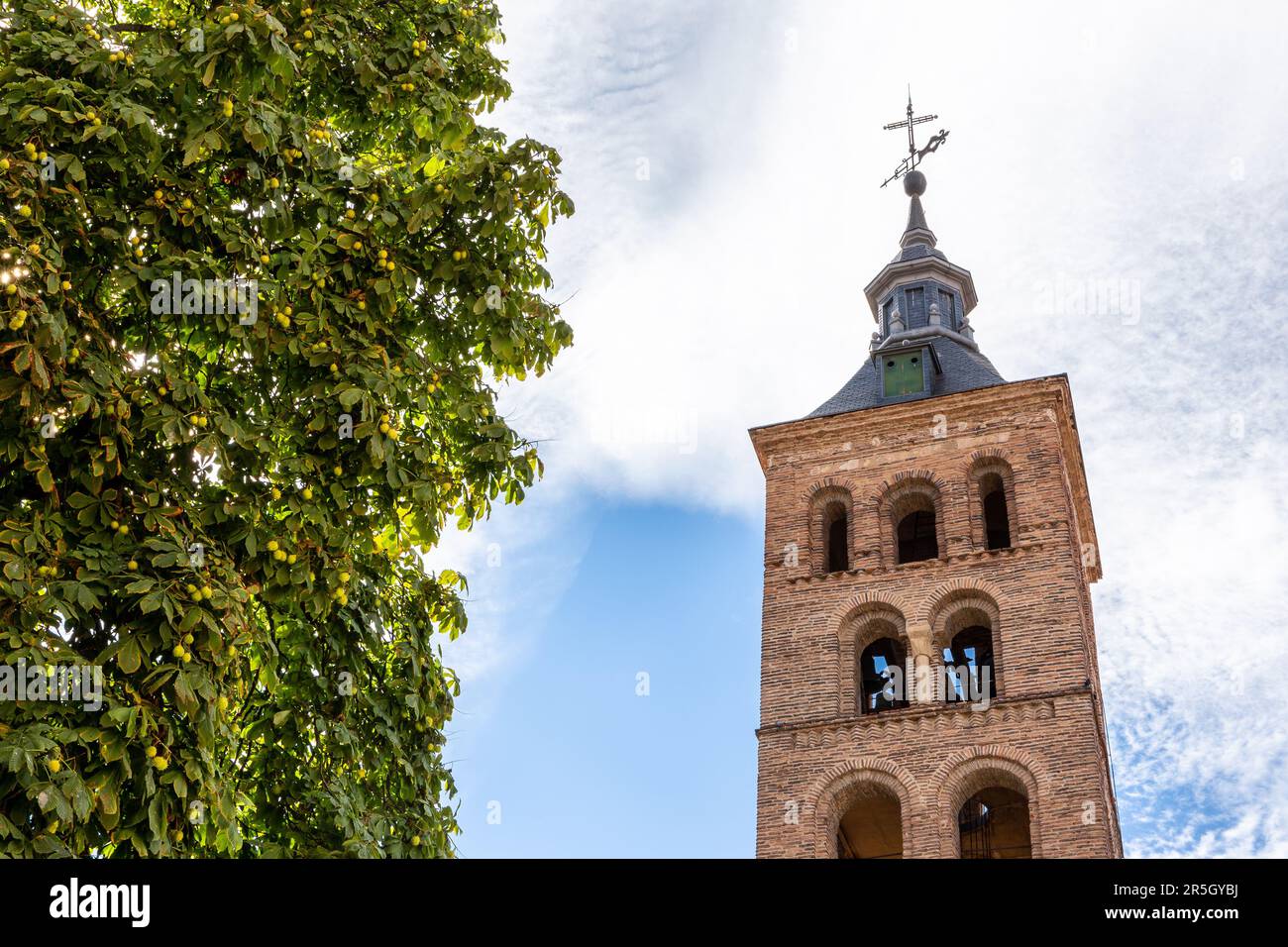 Iglesia de San Martín (église de San Martín) romane - clocher de style ...