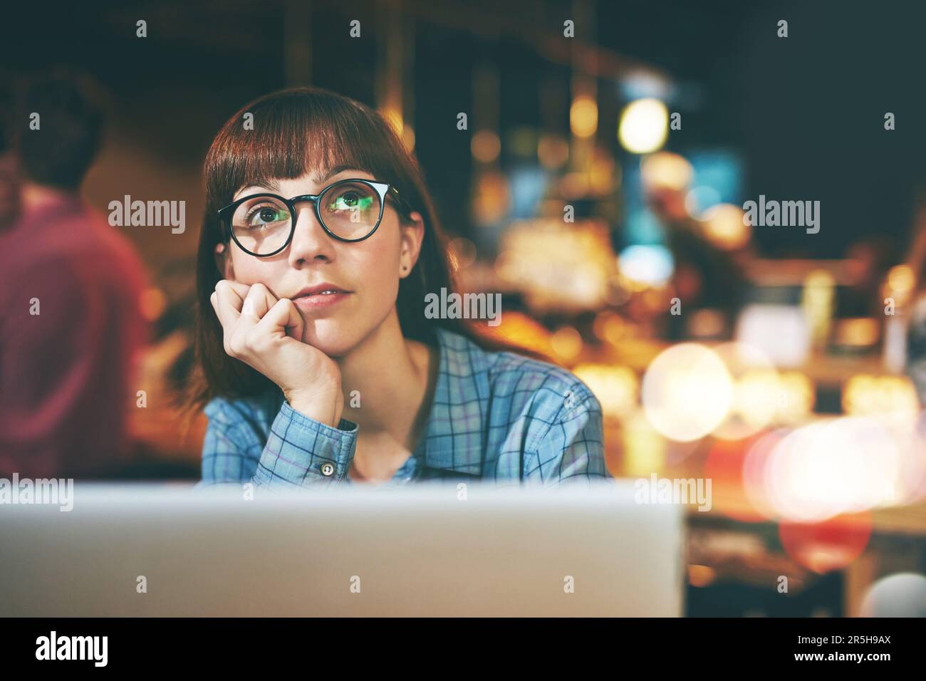 Que dois-je écrire ensuite... une jeune femme attrayante qui a l'air ...