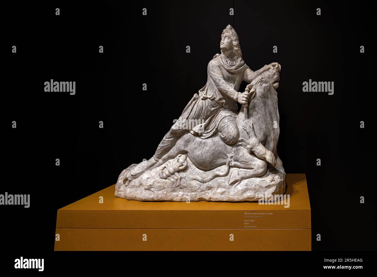 Mithra sacrifiant le taureau Banque de photographies et d’images à ...