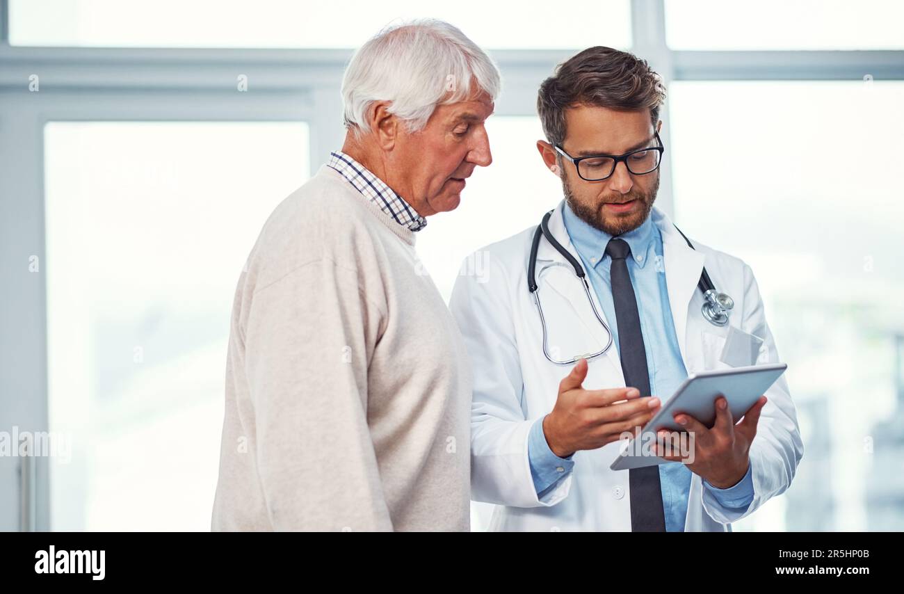 Le diagnostic est très clair selon mes recherches. un médecin discutant de quelque chose sur une ...