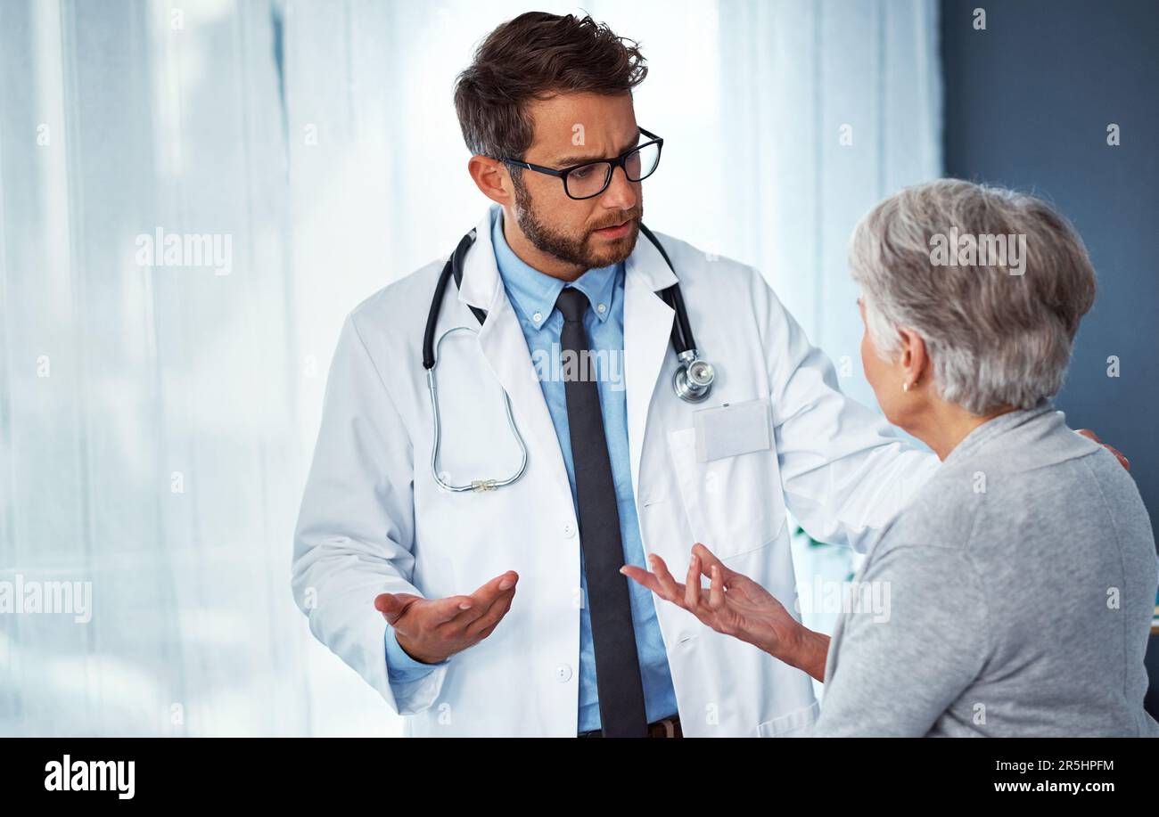 Quels sont les autres symptômes que vous avez connus. médecin examinant un patient âgé dans une ...