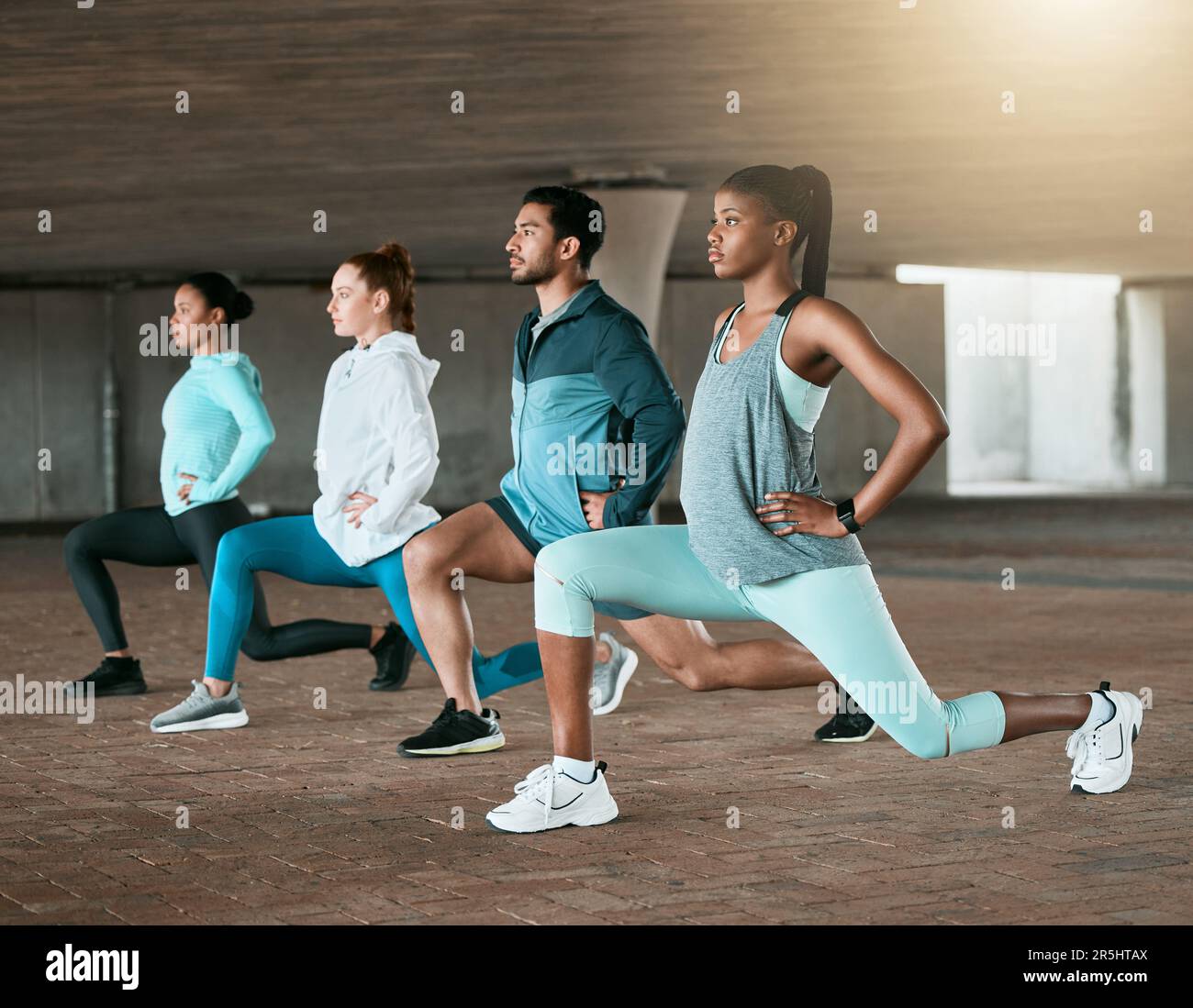 Équipe, entraînement et personnes s'étendant comme un club de fitness ...