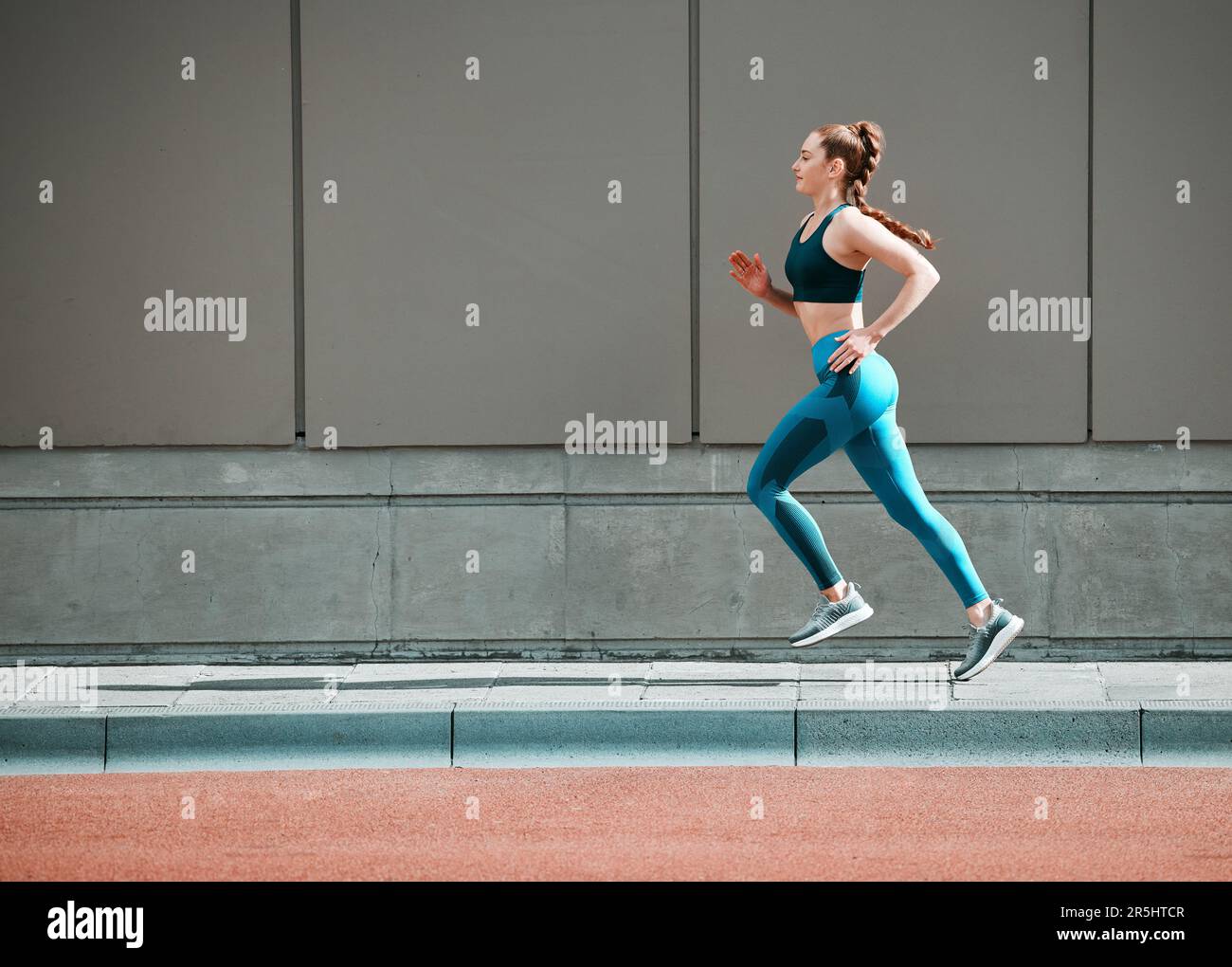 Jeune femme, courant urbain et trottoir de ville avec entraînement ...