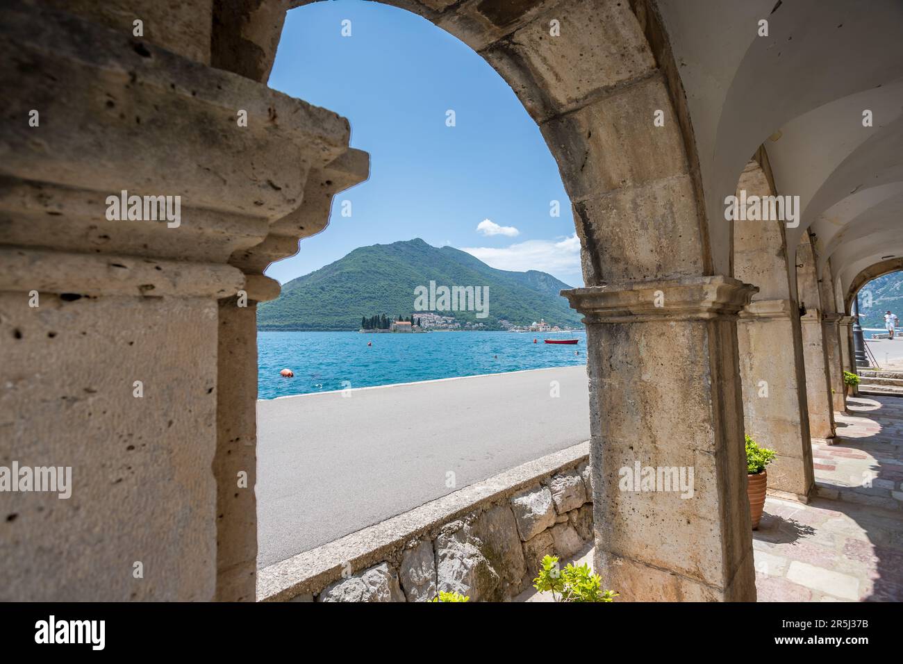Le monastère catholique de Saint George et notre-Dame des rochers vu de ...