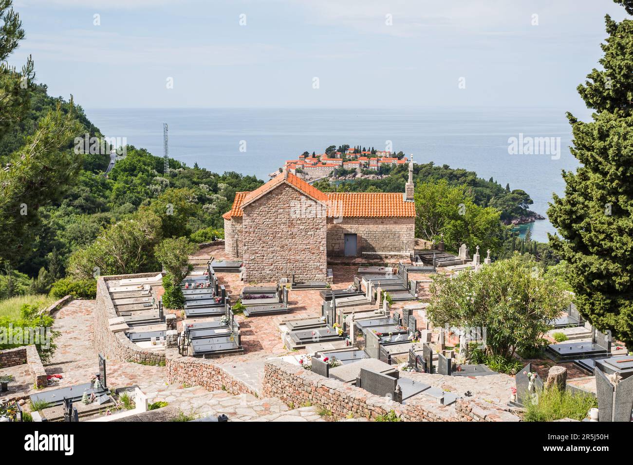 Monastère de Praskvica et sa cimétrie photographiés au-dessus de Sveti ...