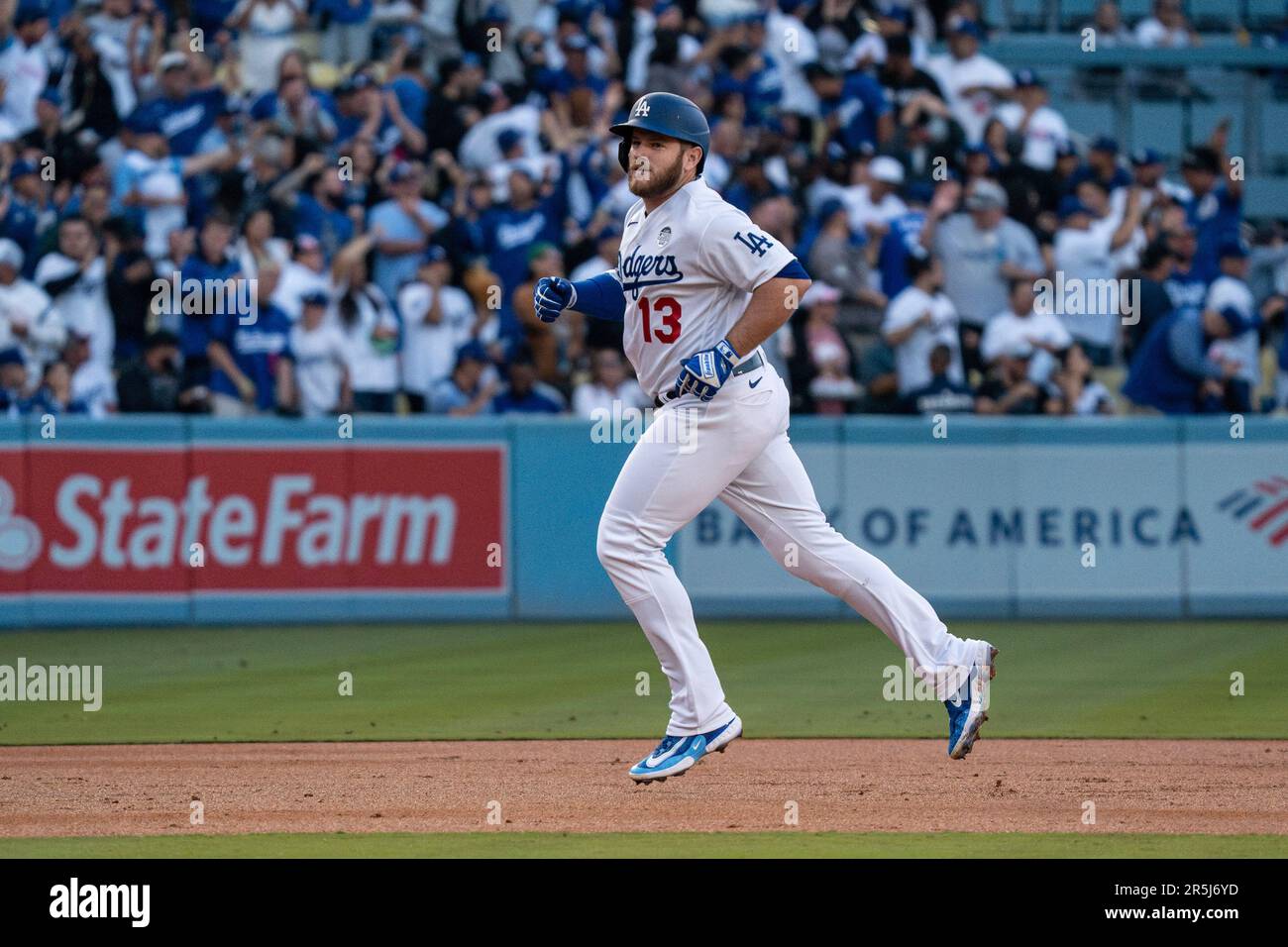 Los Angeles Dodgers troisième baseman Max Muncy (13) exécute les bases ...