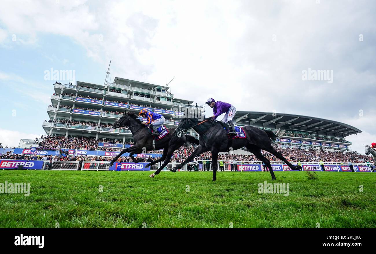 Auguste Rodin, monté par Ryan Moore (à gauche), remporte le Betfred ...