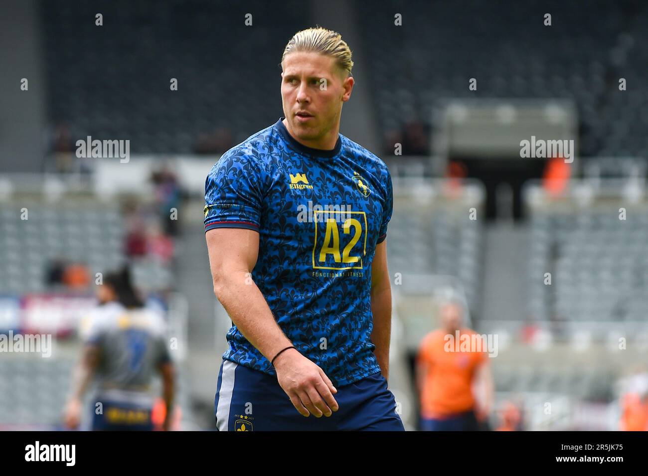 Tom Lineham #5 de Wakefield Trinity se réchauffe avant le match du week ...