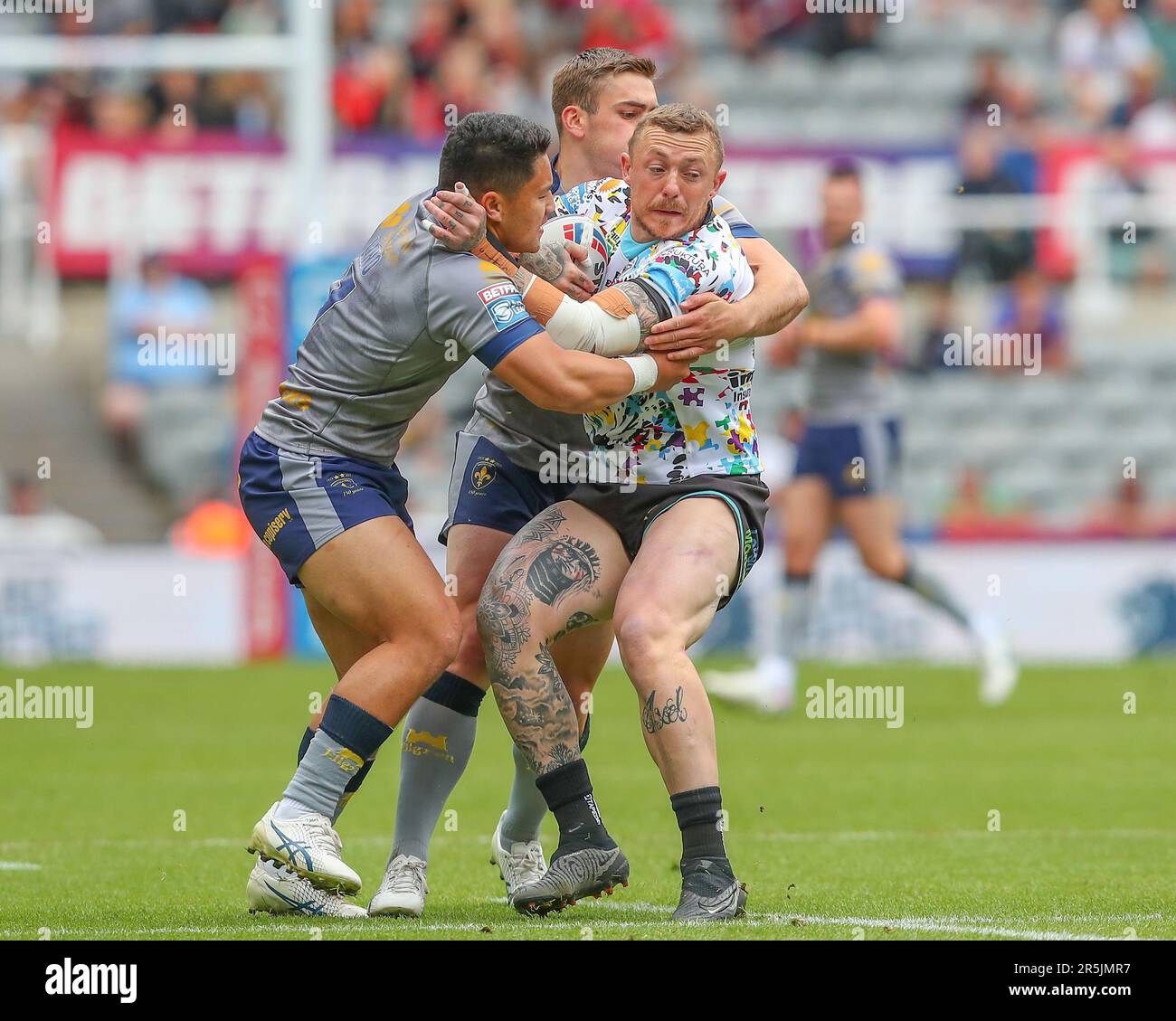 Josh Charnley #5 de Leigh Leopards est affronté pendant le match du week-end magique Wakefield ...