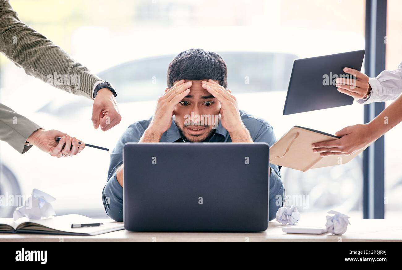 Stress, confusion et chaos de l'homme sur l'ordinateur pour les maux de ...