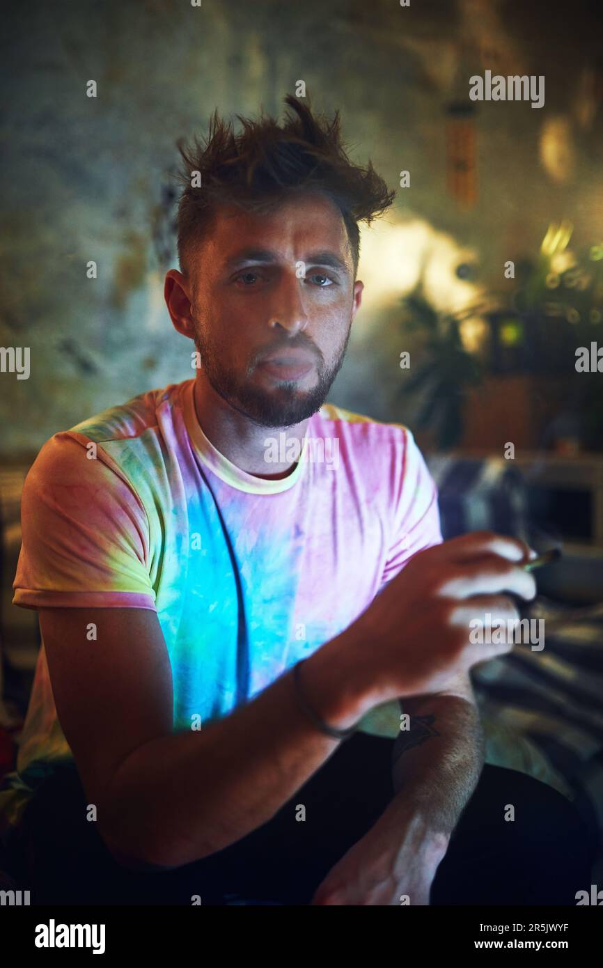 Je vais à des endroits plus élevés. Portrait de culture d'une jolie ...