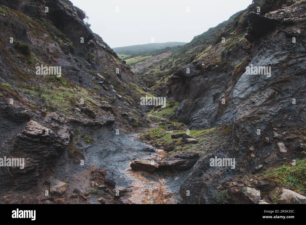Entre deux collines Banque de photographies et d’images à haute ...